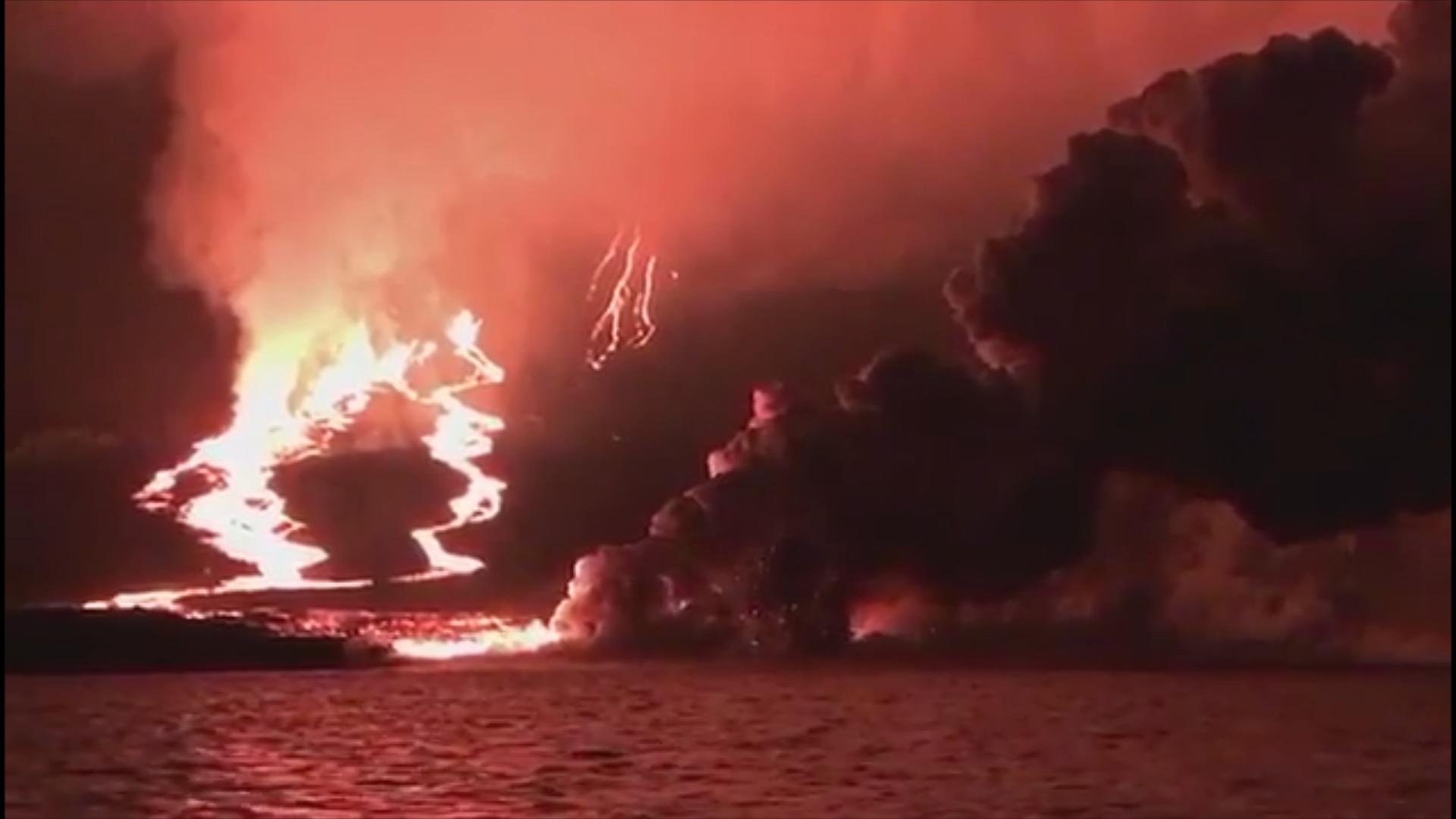 Los impresionantes ríos de lava que fluyen al Pacífico desde el volcán ...