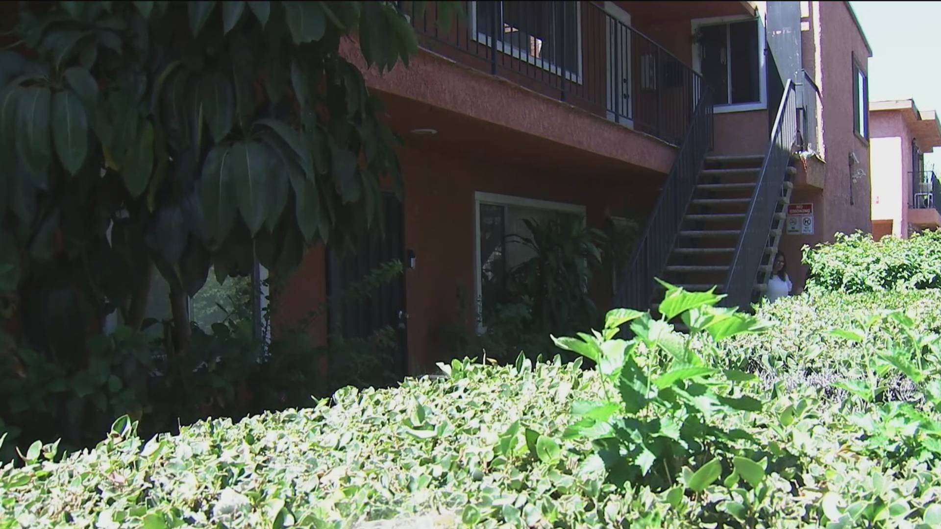 Inquilinos Acusan Por Acoso Al Propietario De Edificio En Van Nuys Video Univision 34 Los 