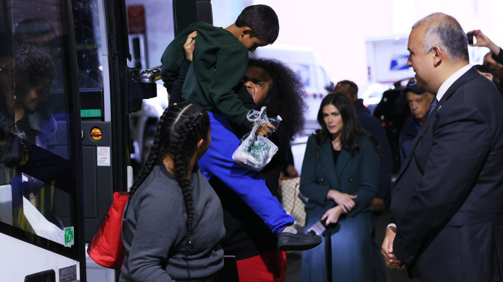 Siguen llegando desde Texas a la ciudad de Nueva York autobuses con ...