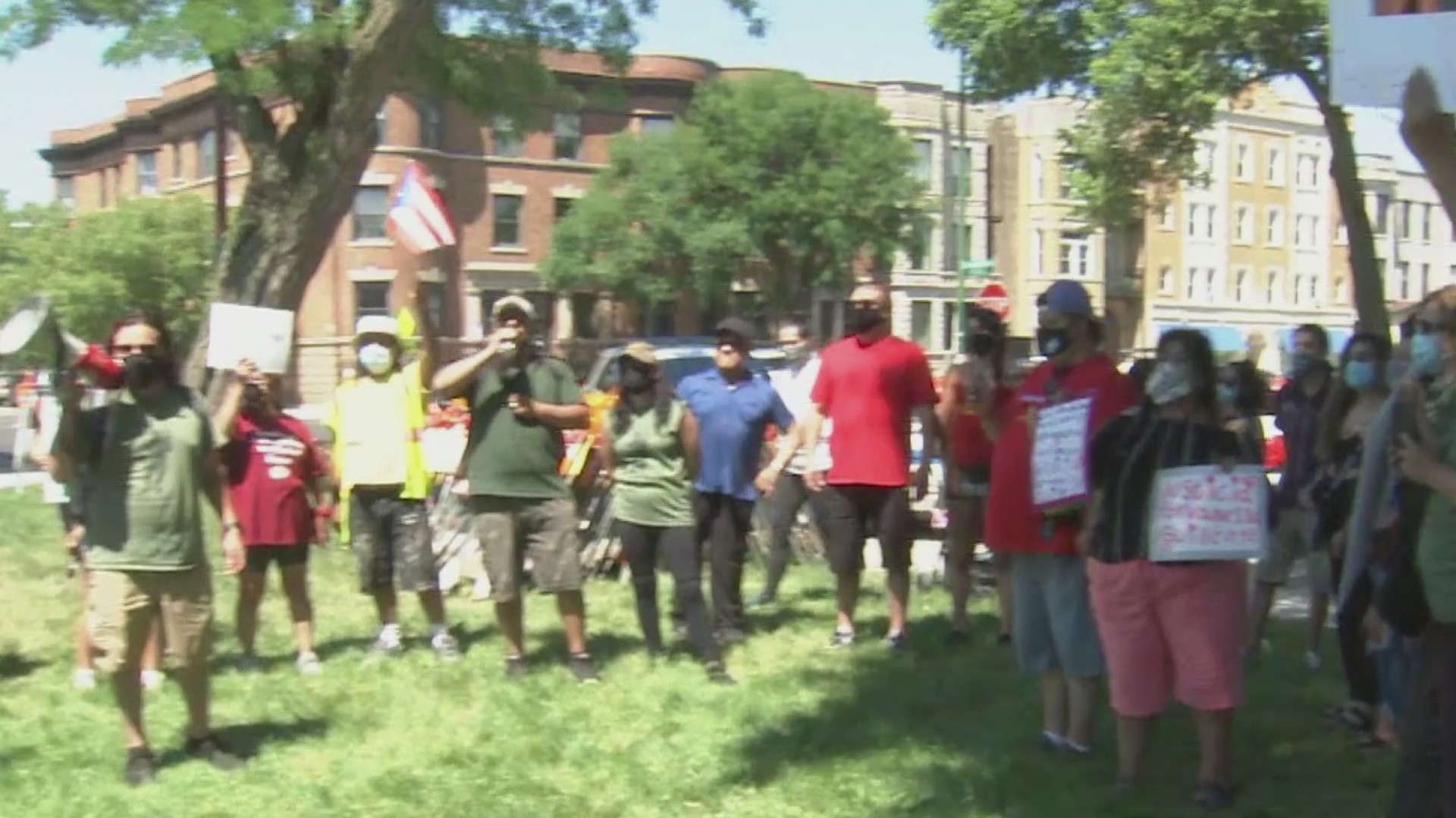 Decenas de personas en Chicago salen a protestar para exigir justicia ...