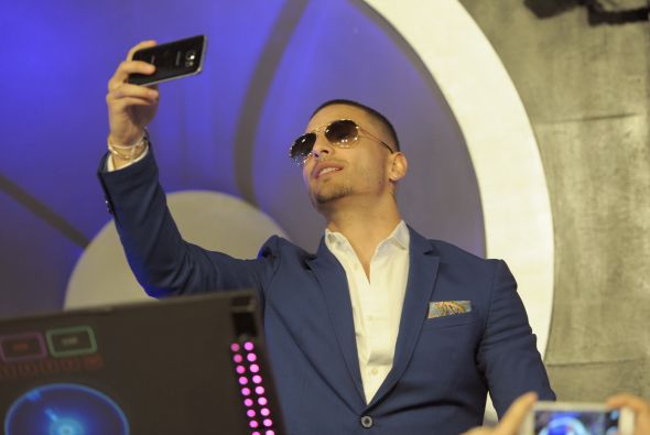 But first, let me take a selfie! | Premios Juventud | Univision