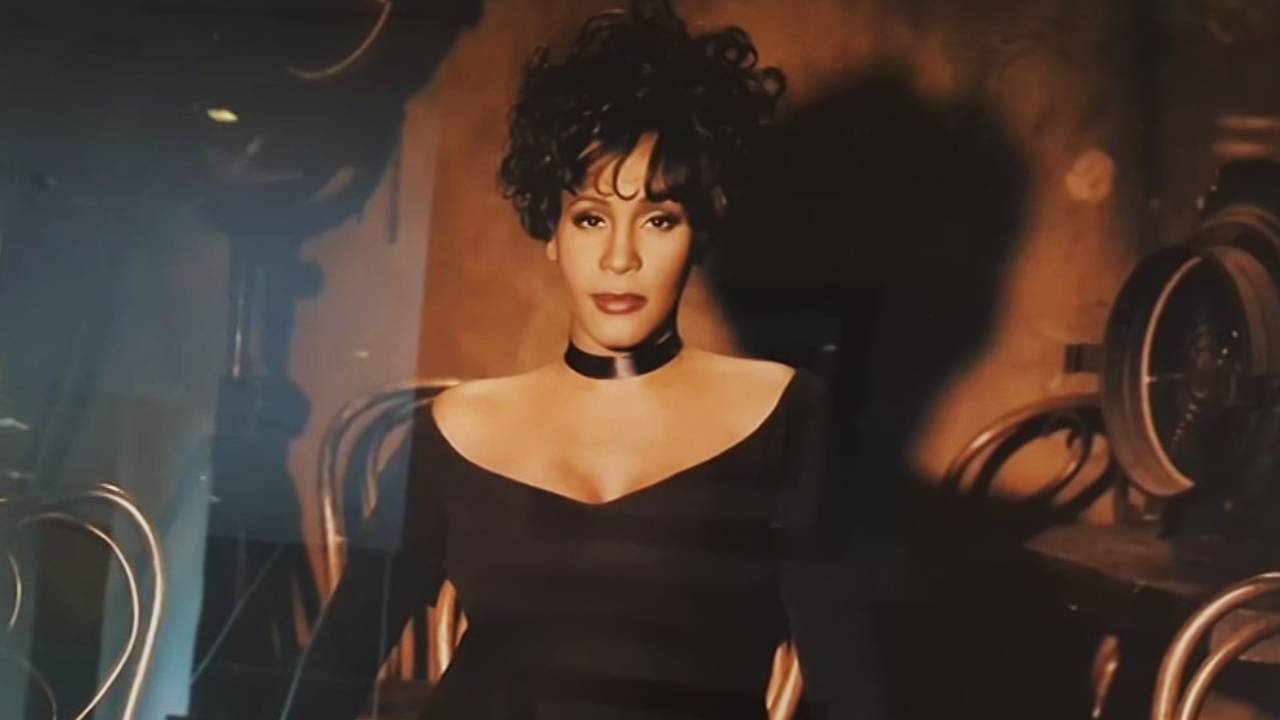 ¿Qué ver en la exhibición sobre Whitney Houston?: vestidos, libros ...