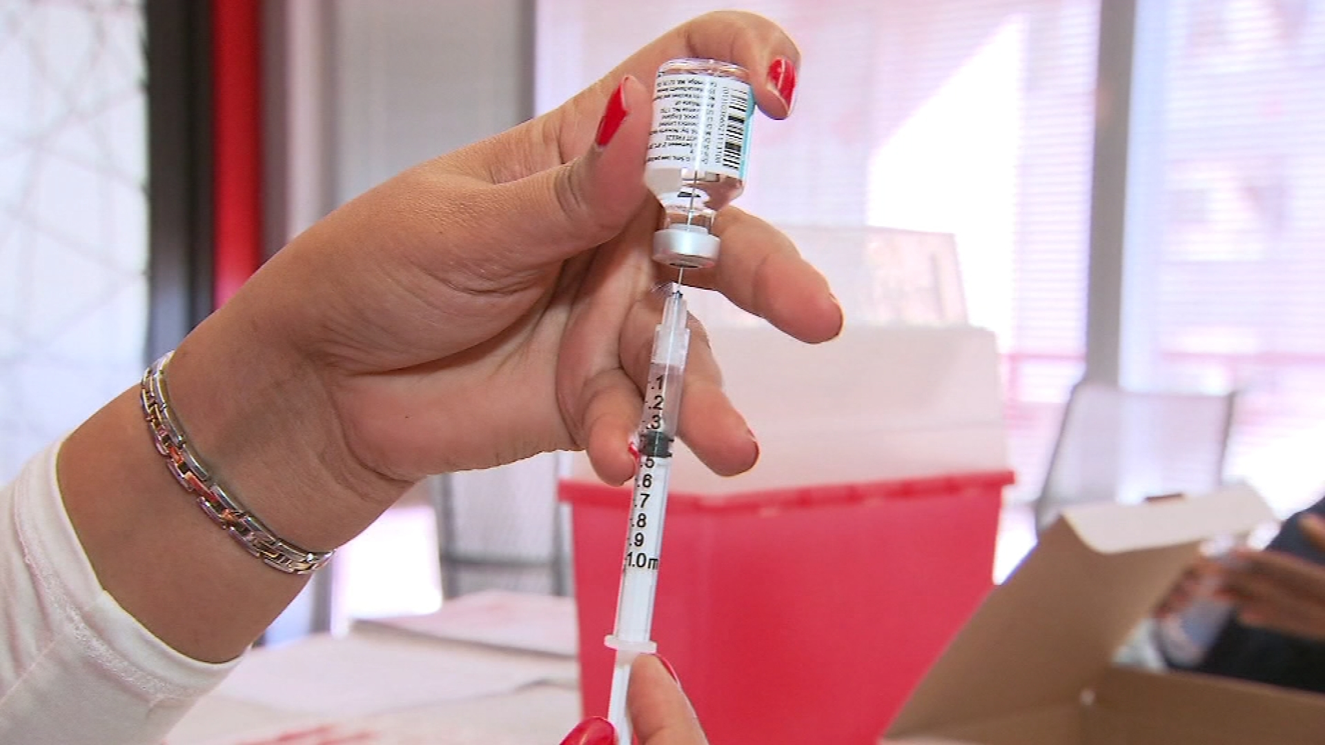 Why is the flu hitting so early this year? | Univision News | Univision