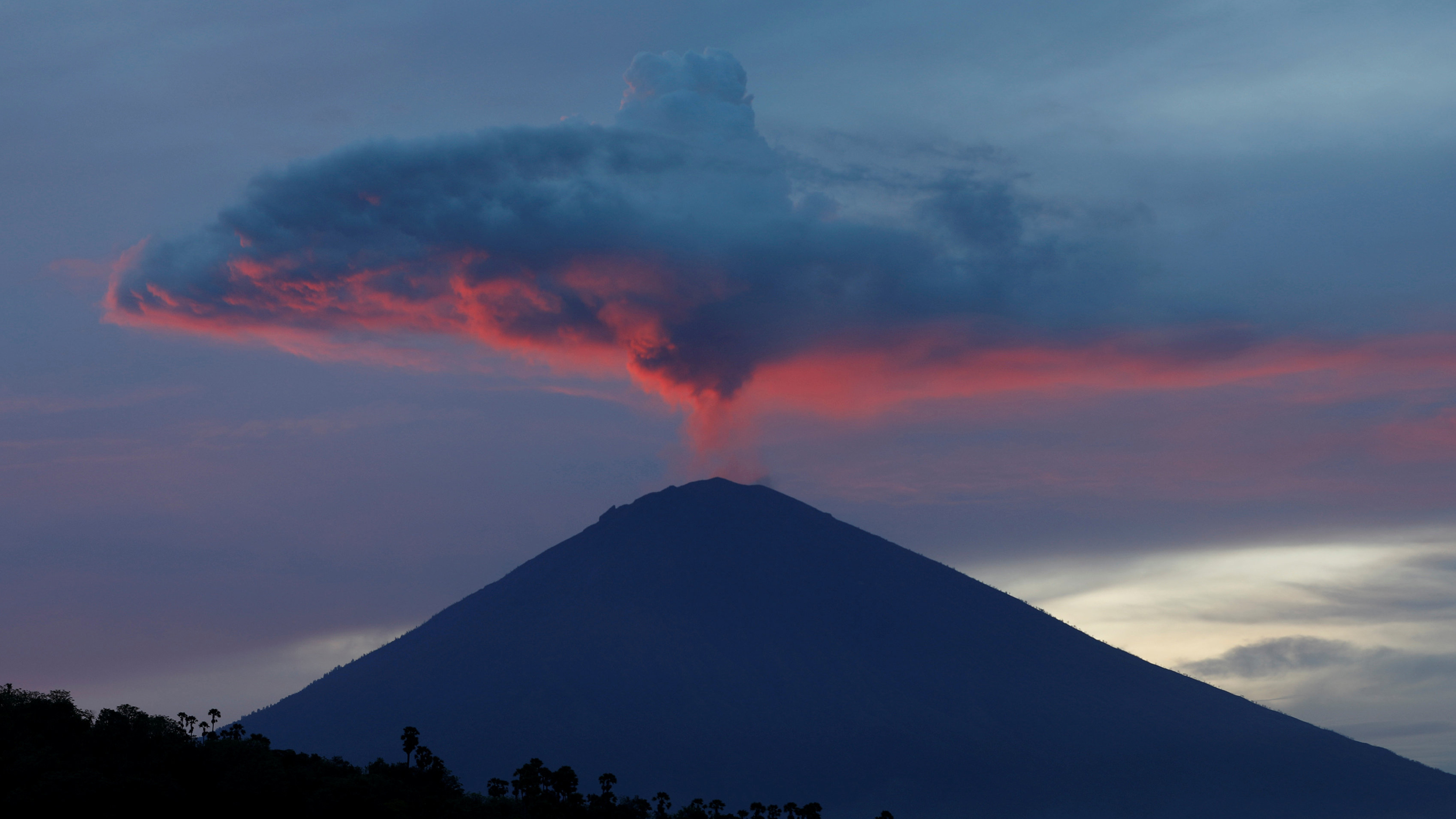 Una semana expulsando lava, humo y ceniza: la erupción del volcán Agung ...