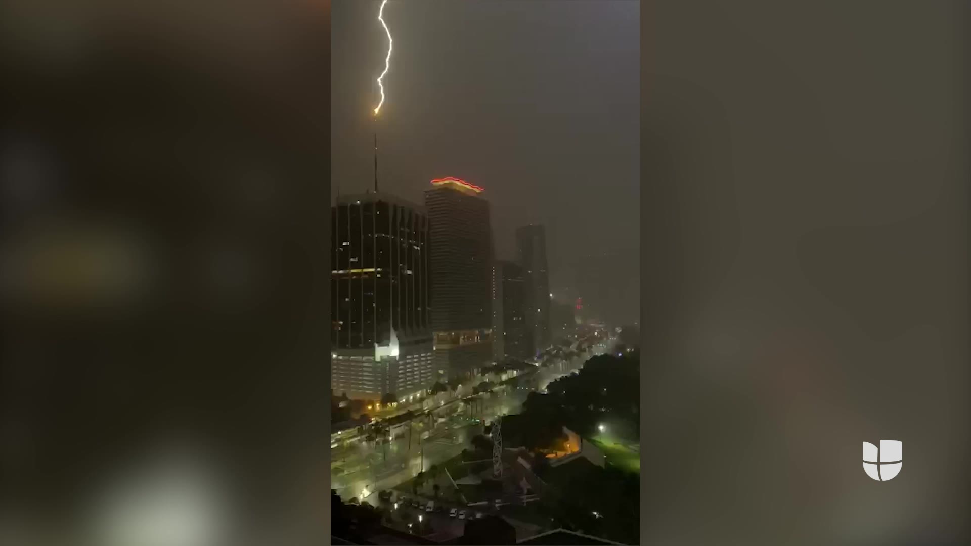 El momento cuando un rayo impacta en un edificio del Downtown de Miami ...