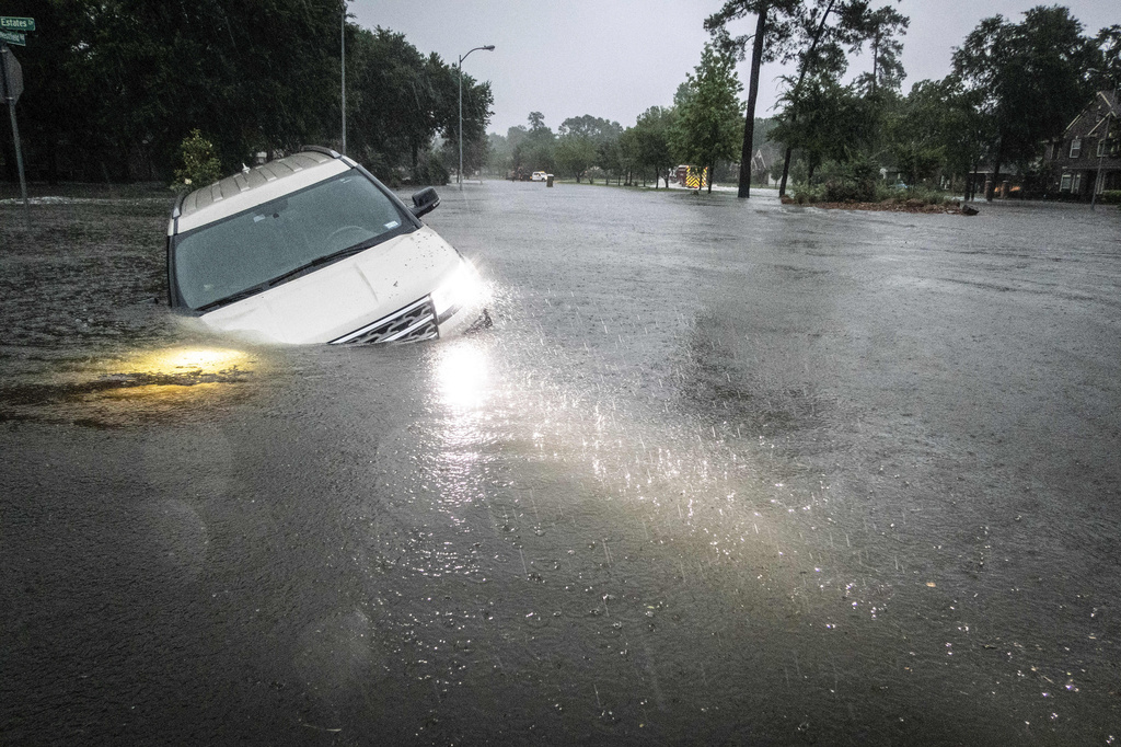 Fuertes Lluvias Cerca De Houston Causan Inundaciones Y Obligan A Cerrar