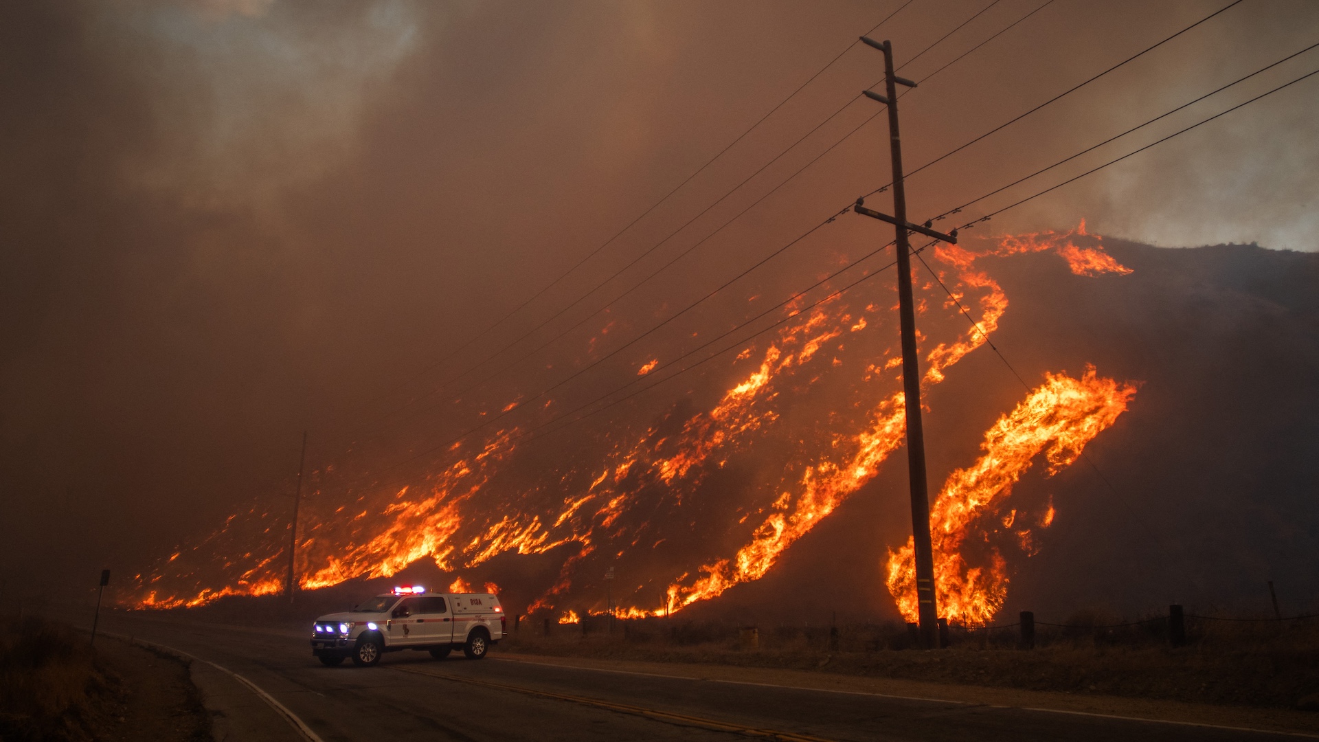 Incendio Hughes: Más de 10,000 acres quemados y 31,000 evacuados en el ...