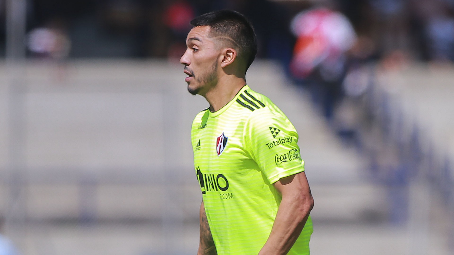 Lamentable: futbolista chileno del Atlas, Lorenzo Reyes, se rompió el ...