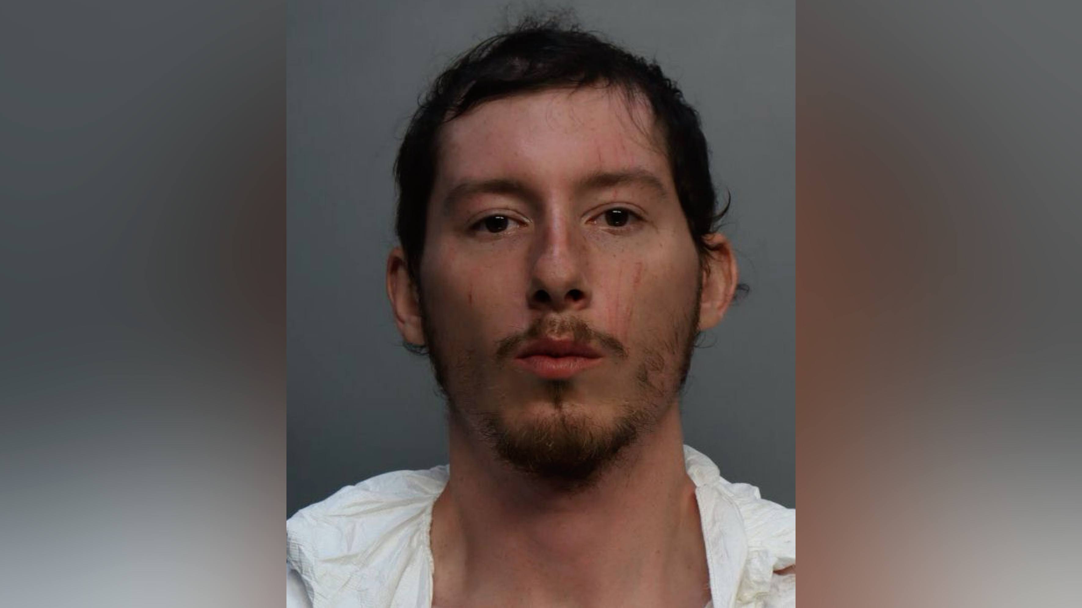 Hombre es acusado de apuñalar a adolescente en el Aeropuerto ...