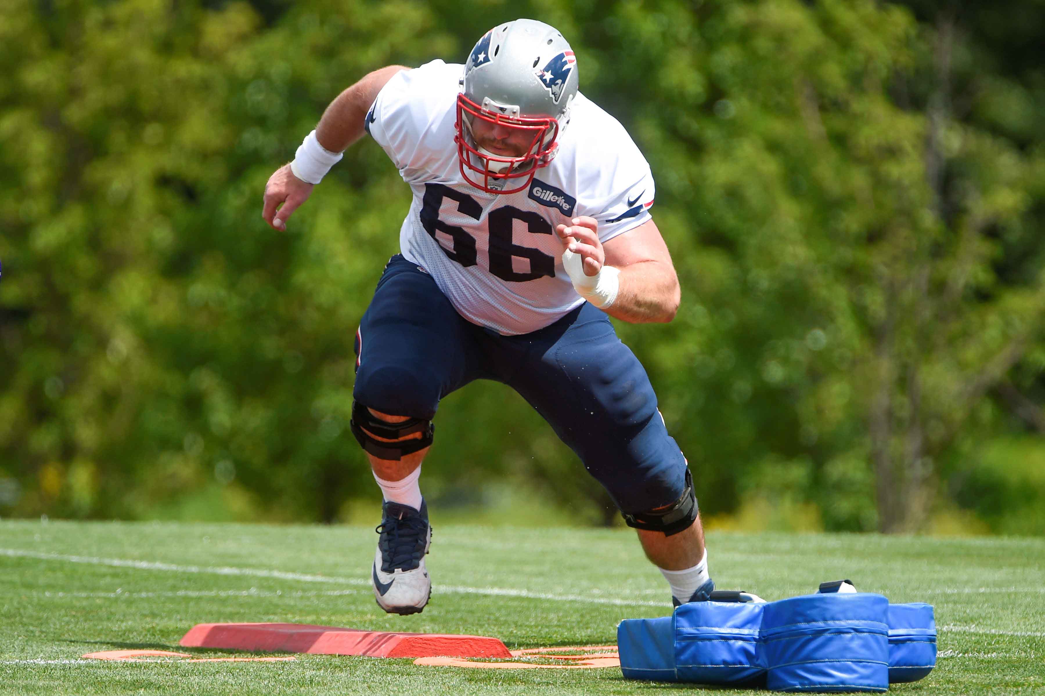El centro de los New England Patriots Bryan Stork transitando el ...