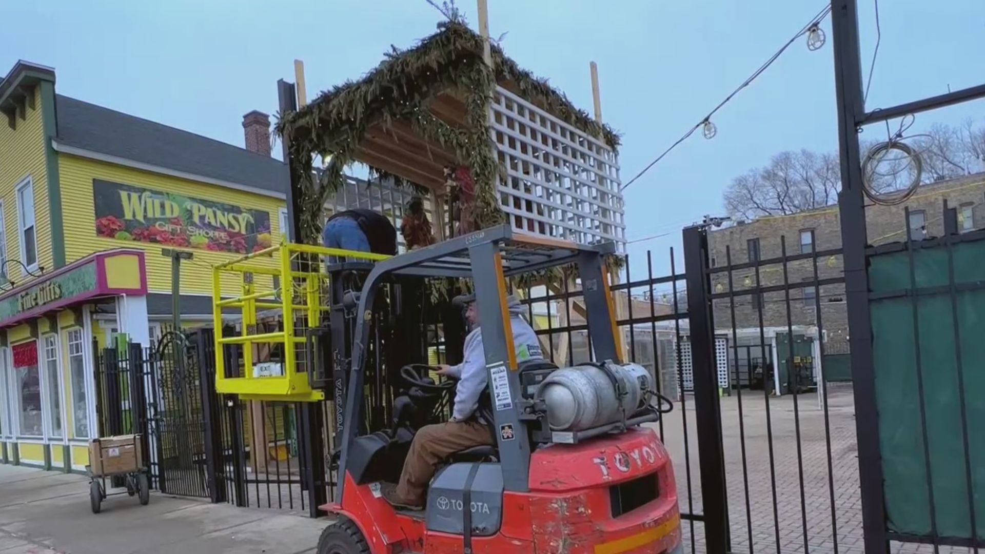 Con bastantes capas de ropa, así es el desafío de trabajar a la ...
