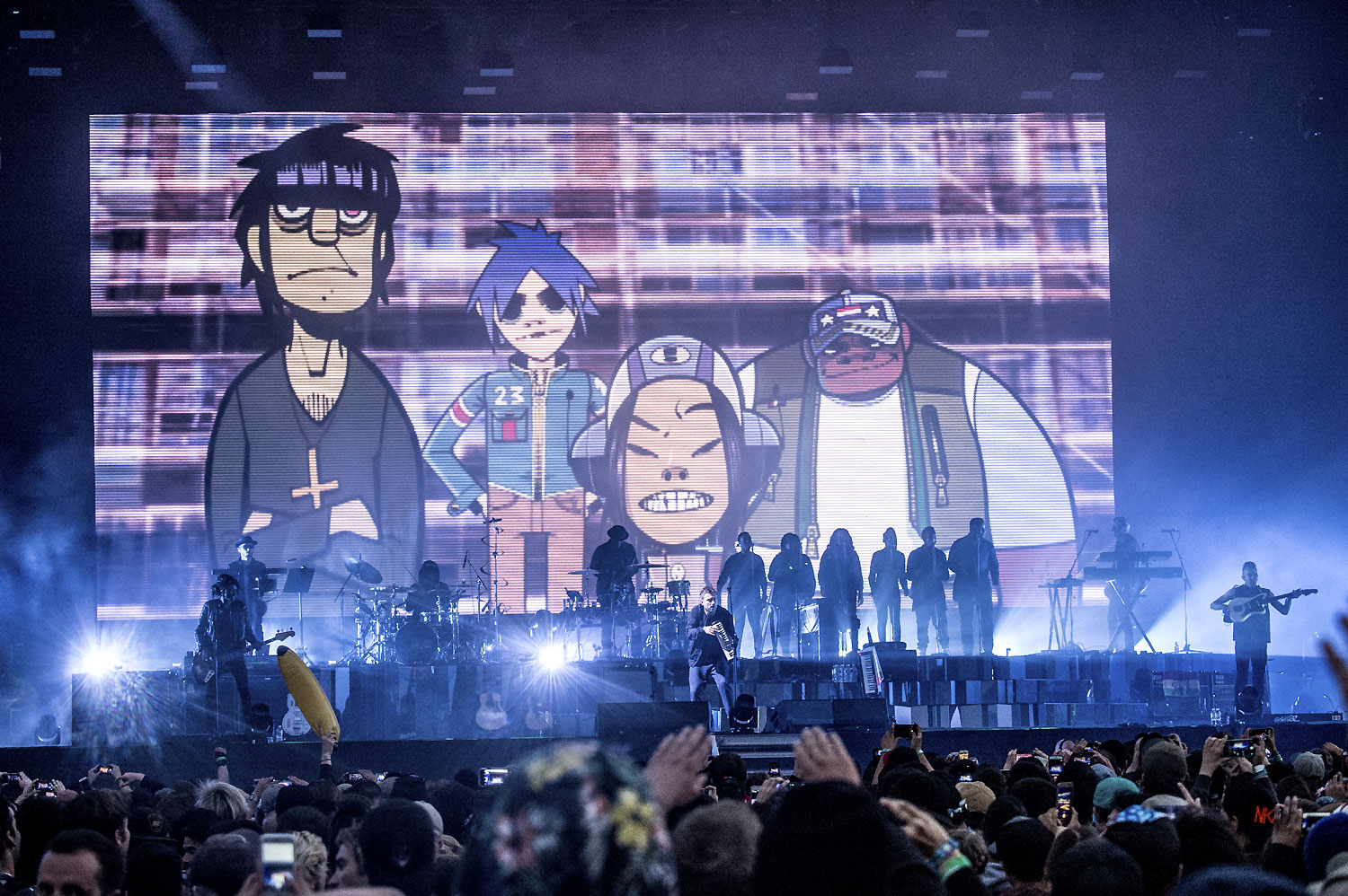 Cantante de ‘Gorillaz’ cae del escenario y se rompe las costillas | Las ...
