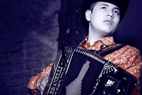 Remmy llega ahora con tololoche | Estaciones de Radio Música | Univision