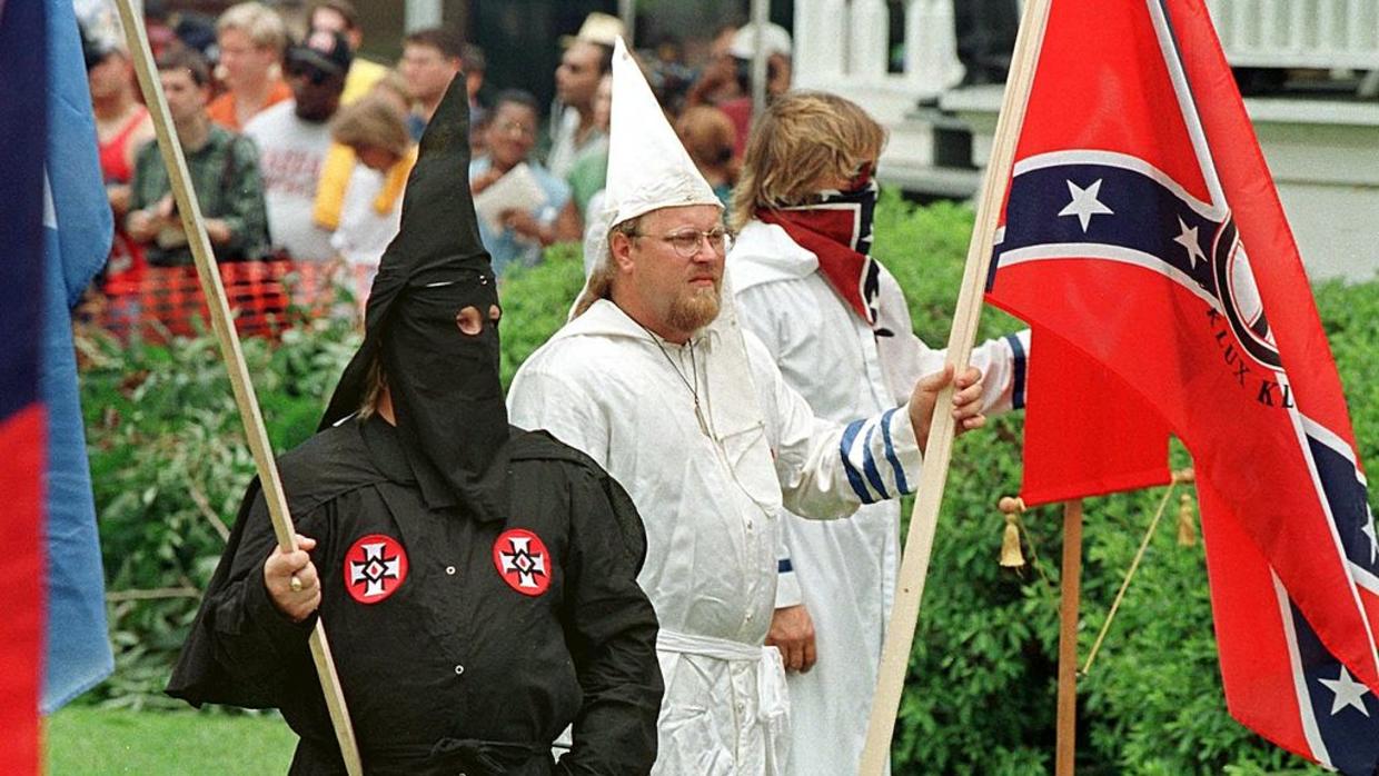 Miembros del KKK portaban armas en protesta, indican autoridades ...