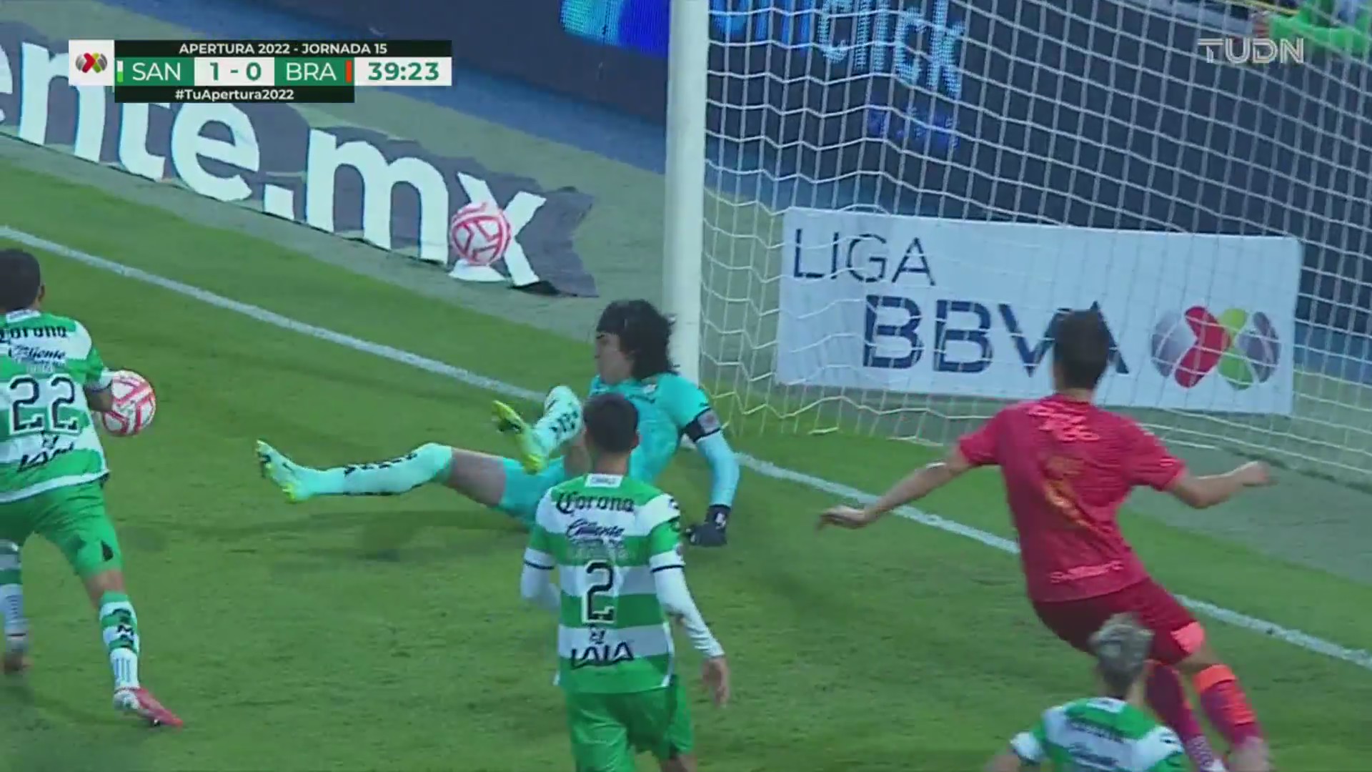 ¡Qué reacción! Acevedo evita el autogol en la línea de gol | Deportes ...