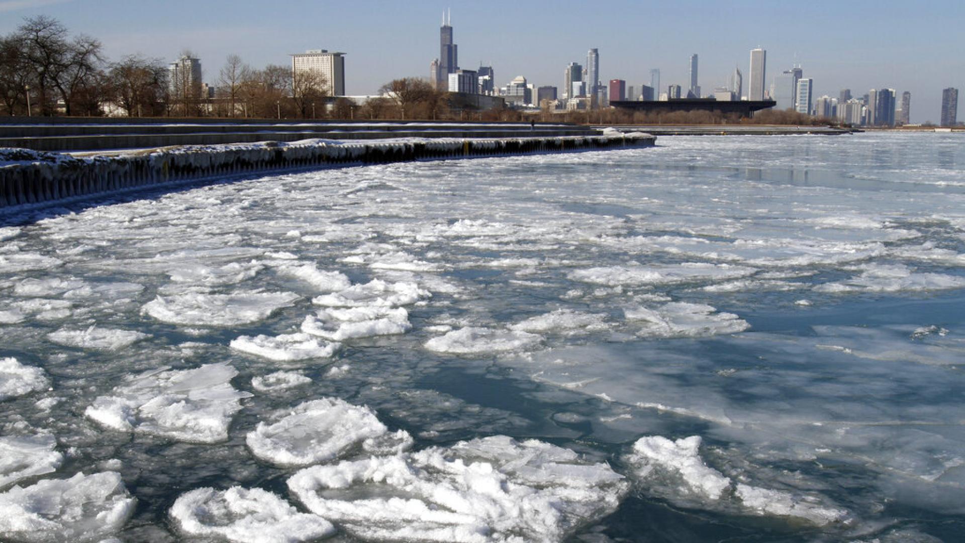 Dos médicos explican por qué bañarse en el congelado Lago Míchigan es ...
