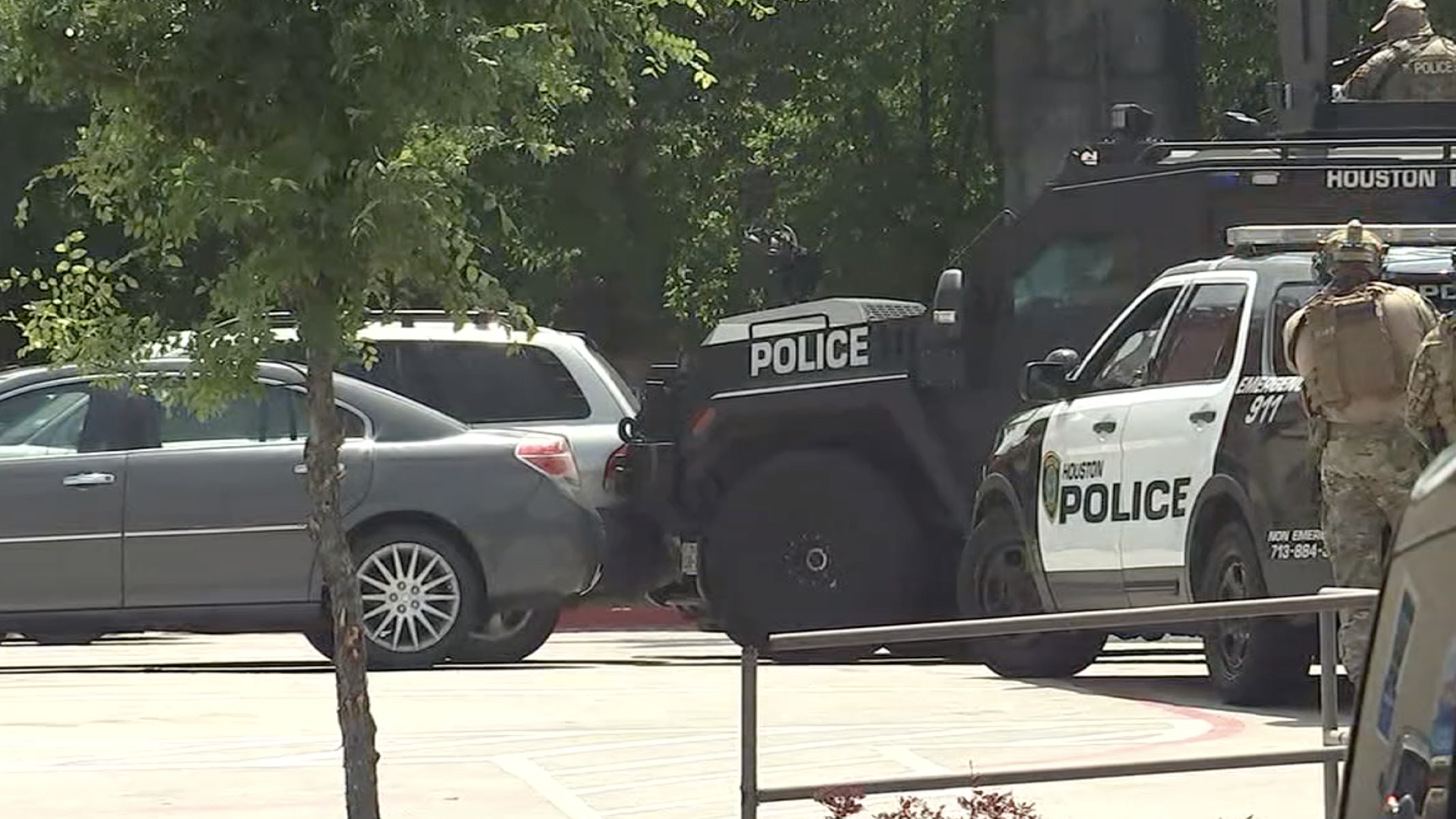 SWAT y HPD negocian con hombre armado en el suroeste de Houston | Video ...