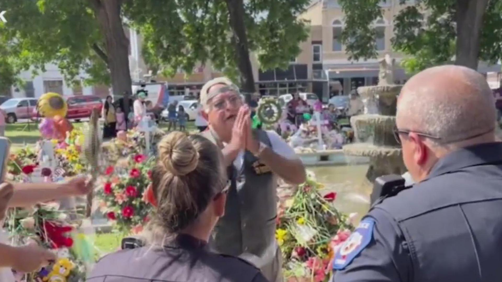 Abuelo de Alexandria Rubio enfrenta a oficiales de Uvalde | Video ...