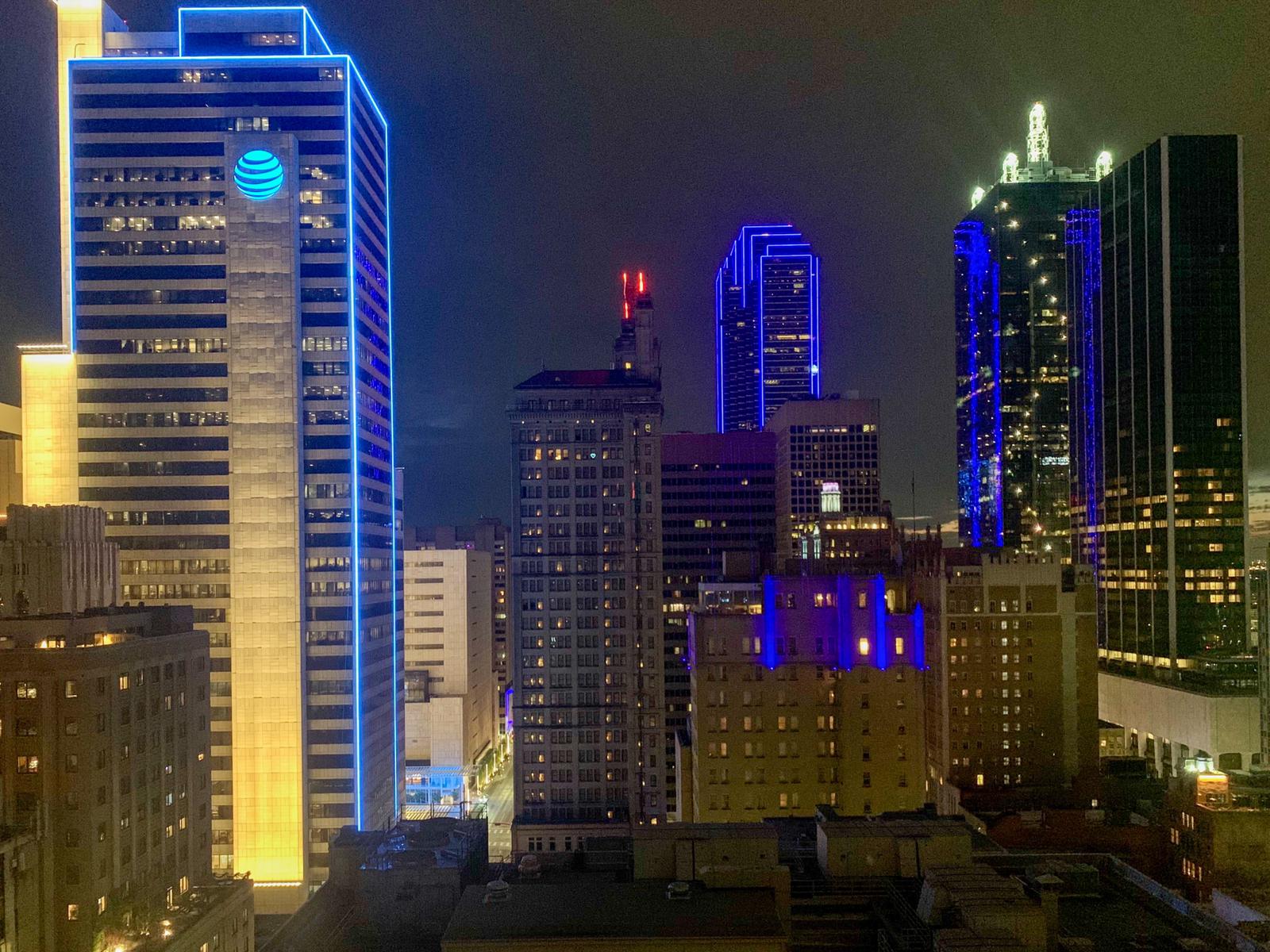 Edificios del metroplex se iluminan de azul en agradecimiento a ...