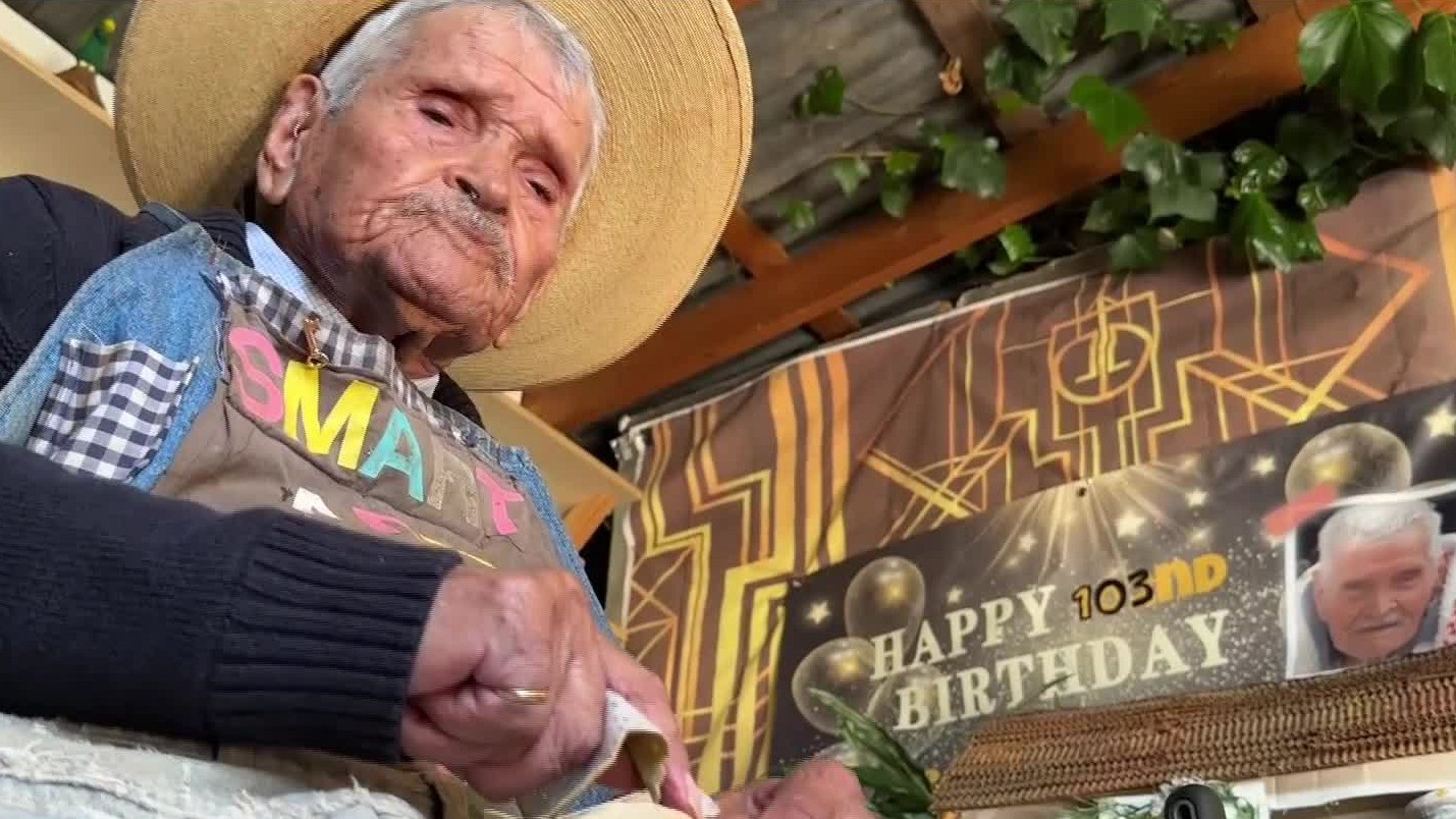 Don Chuy celebra 103 años cantando y tallando figuras: desde Capulina ...