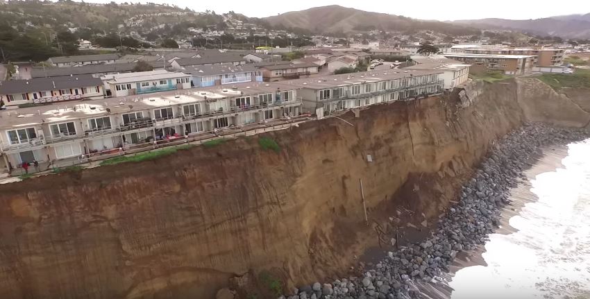 Viviendo al borde del precipicio: el oleaje por El Niño pone en riesgo ...