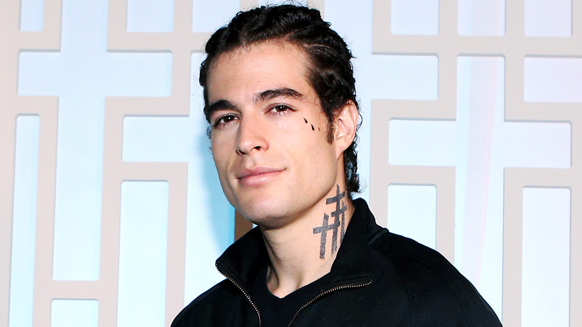 Danilo Carrera sorprende al aparecer con trenzas y tatuajes para su ...