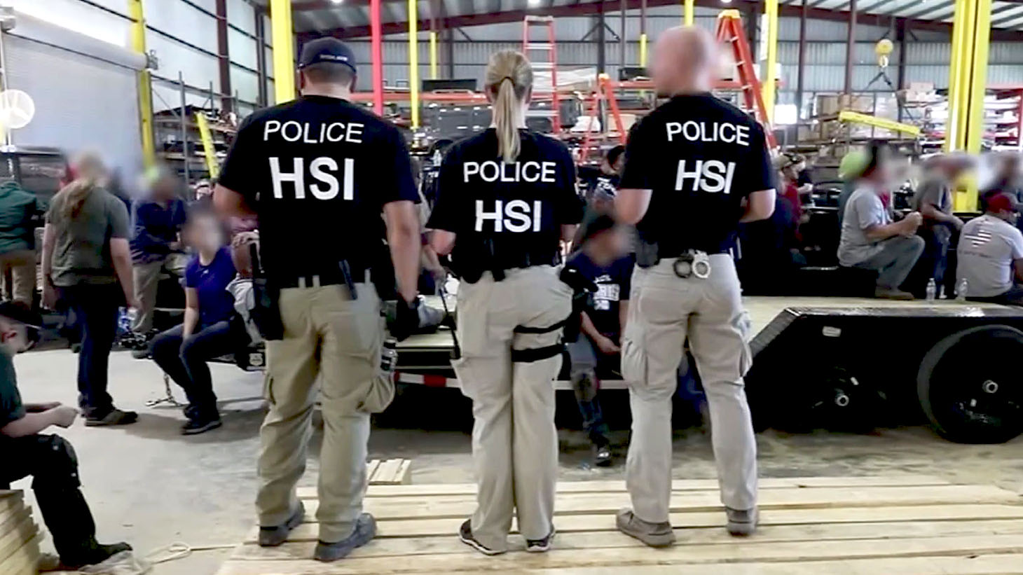 ICE agents arriving in cities in advance of raids | Univision News ...