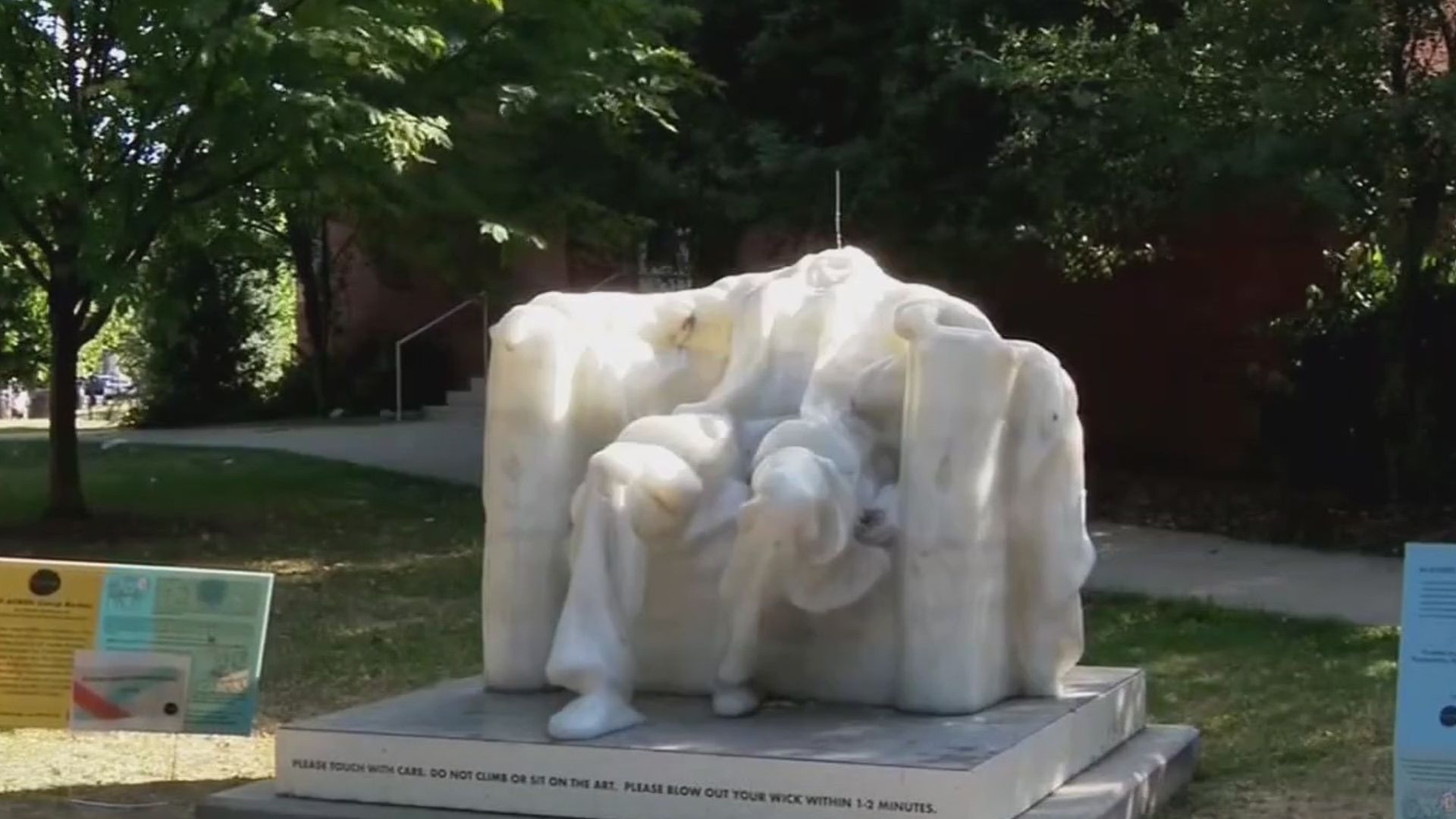 La cabeza de una estatua de Abraham Lincoln termina derretida por el ...