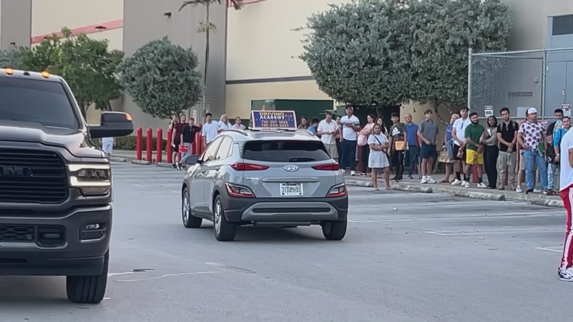 Continúan las largas filas para la licencia de conducir en Miami: mira ...