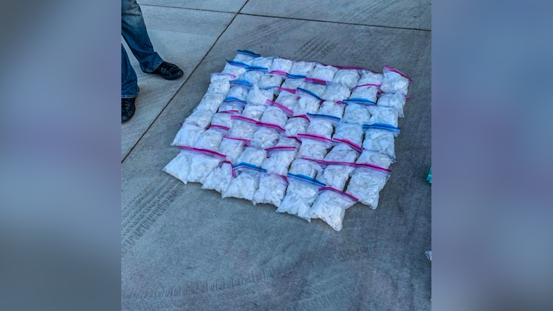 Agente de CHP detiene a 2 hombres con más 100 libras de metanfetamina ...