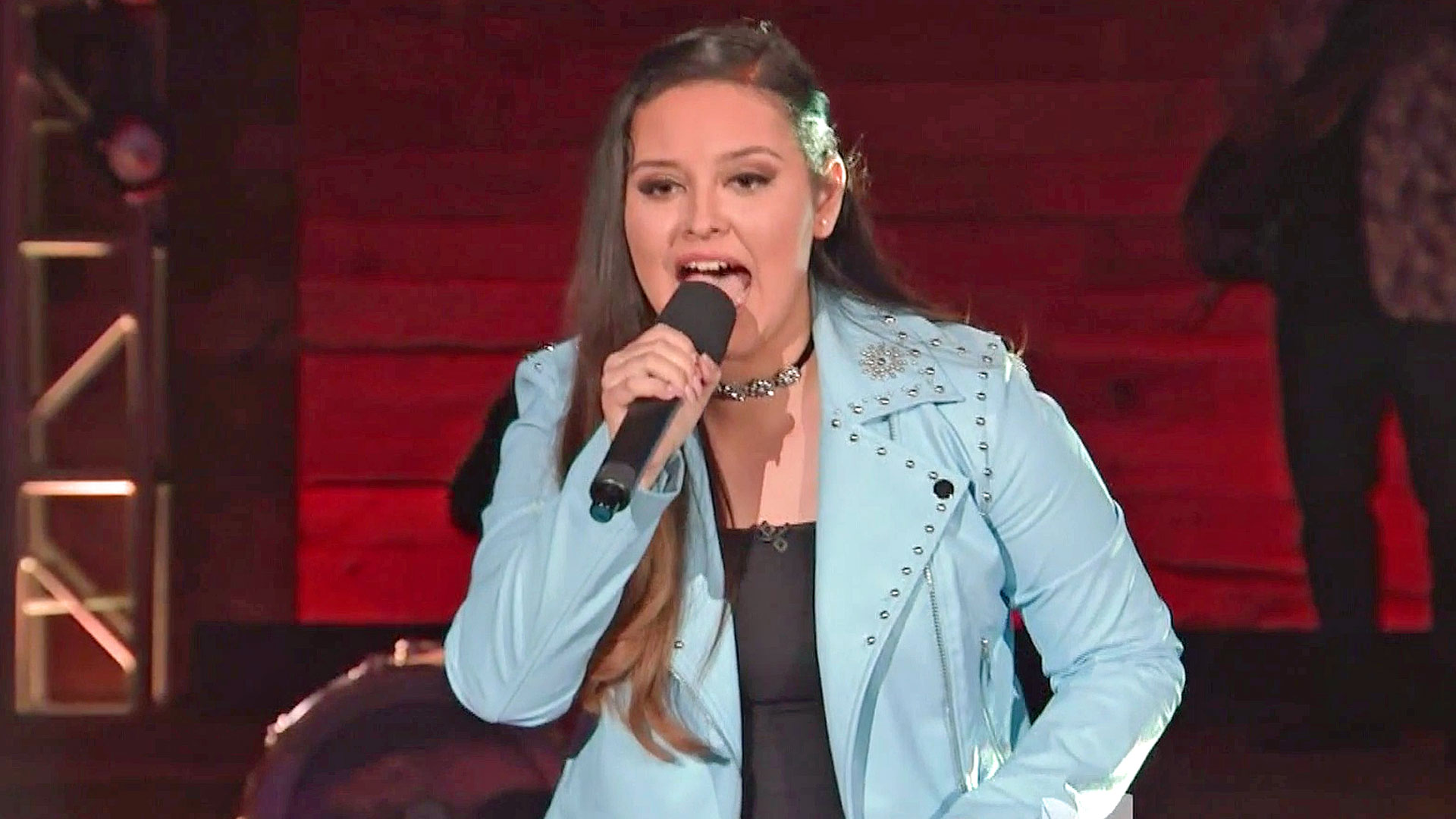 Gabby Castro dejó ver sus nervios mientras cantaba 'Yo no soy esa mujer ...