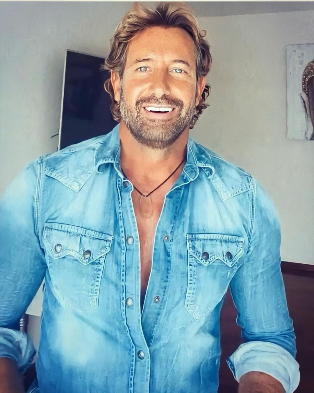 Gabriel Soto presume que tiene su propio Ken y ¡sí se parecen! | Shows ...
