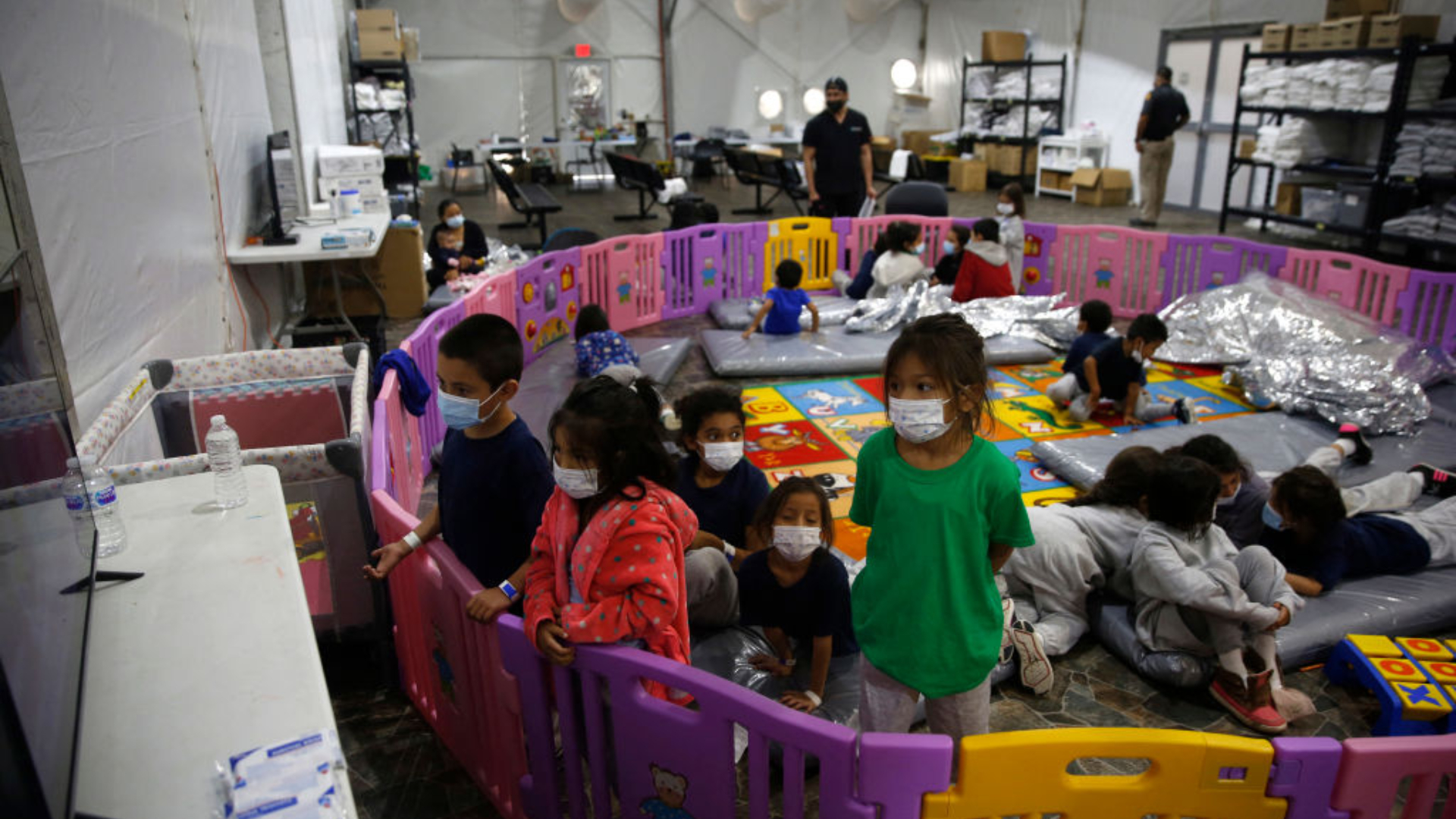 Niños migrantes de 4 años asisten solos a cortes virtuales de ...