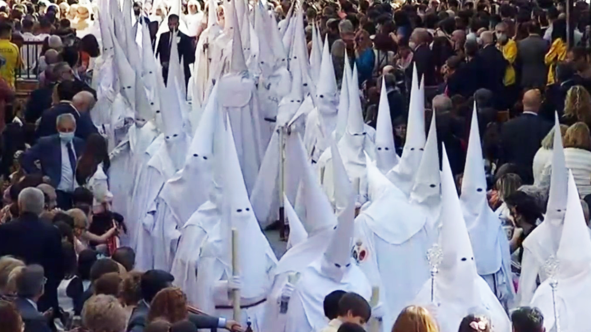 El significado de la vestimenta de los nazarenos penitentes, una de las ...