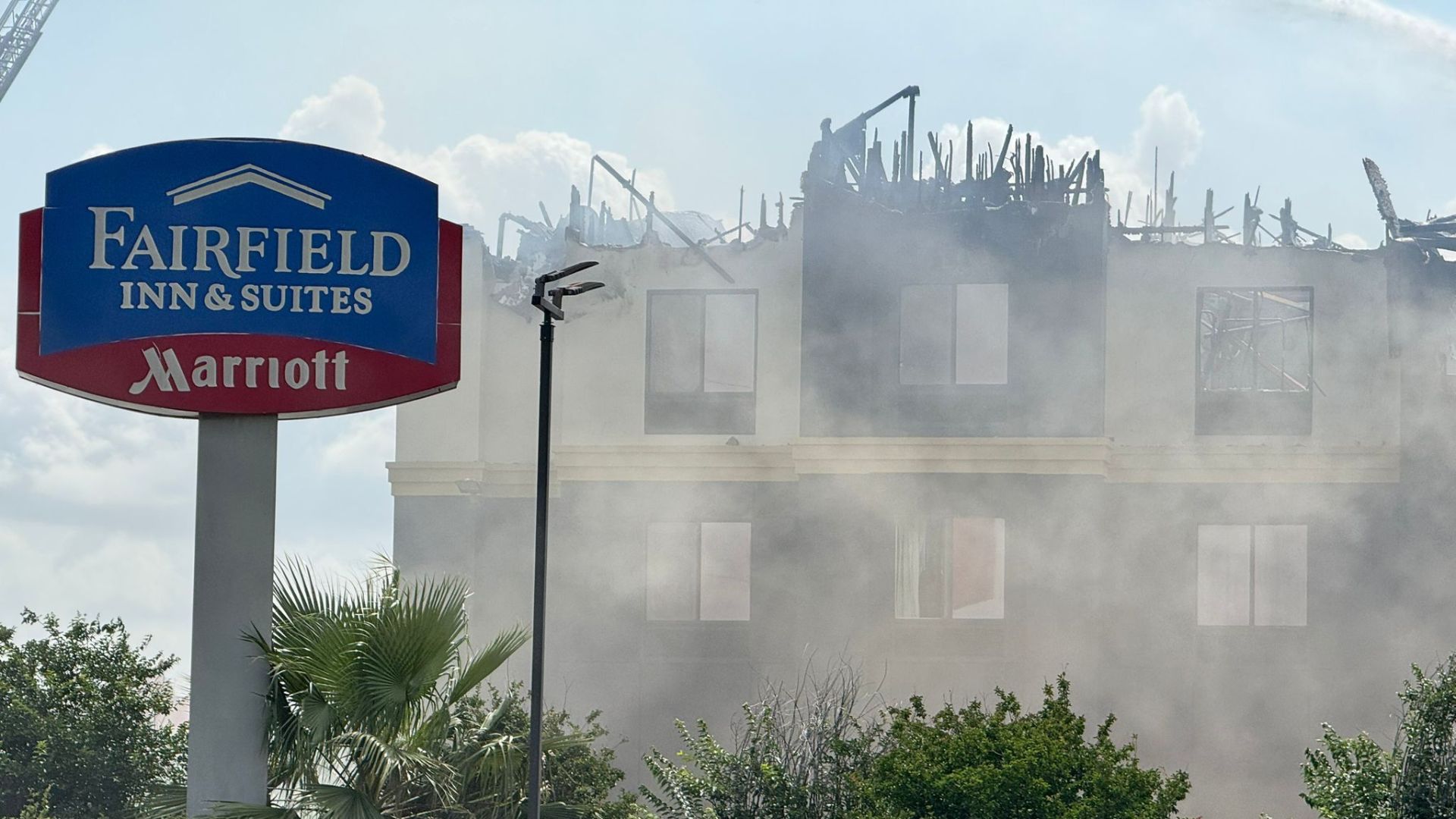 Incendio arrasa con un hotel abandonado en Channelview | Video ...
