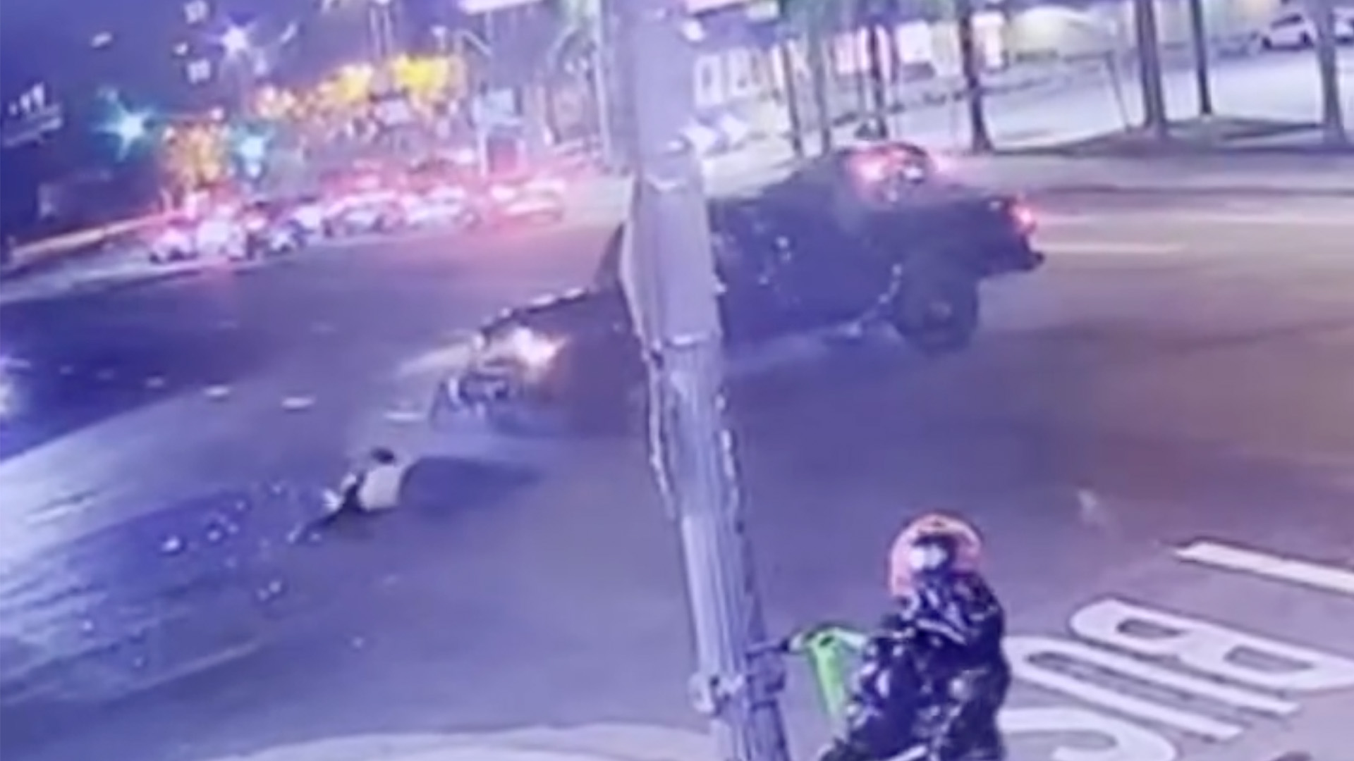 Revelan video del atropellamiento de un motociclista en Los Ángeles ...