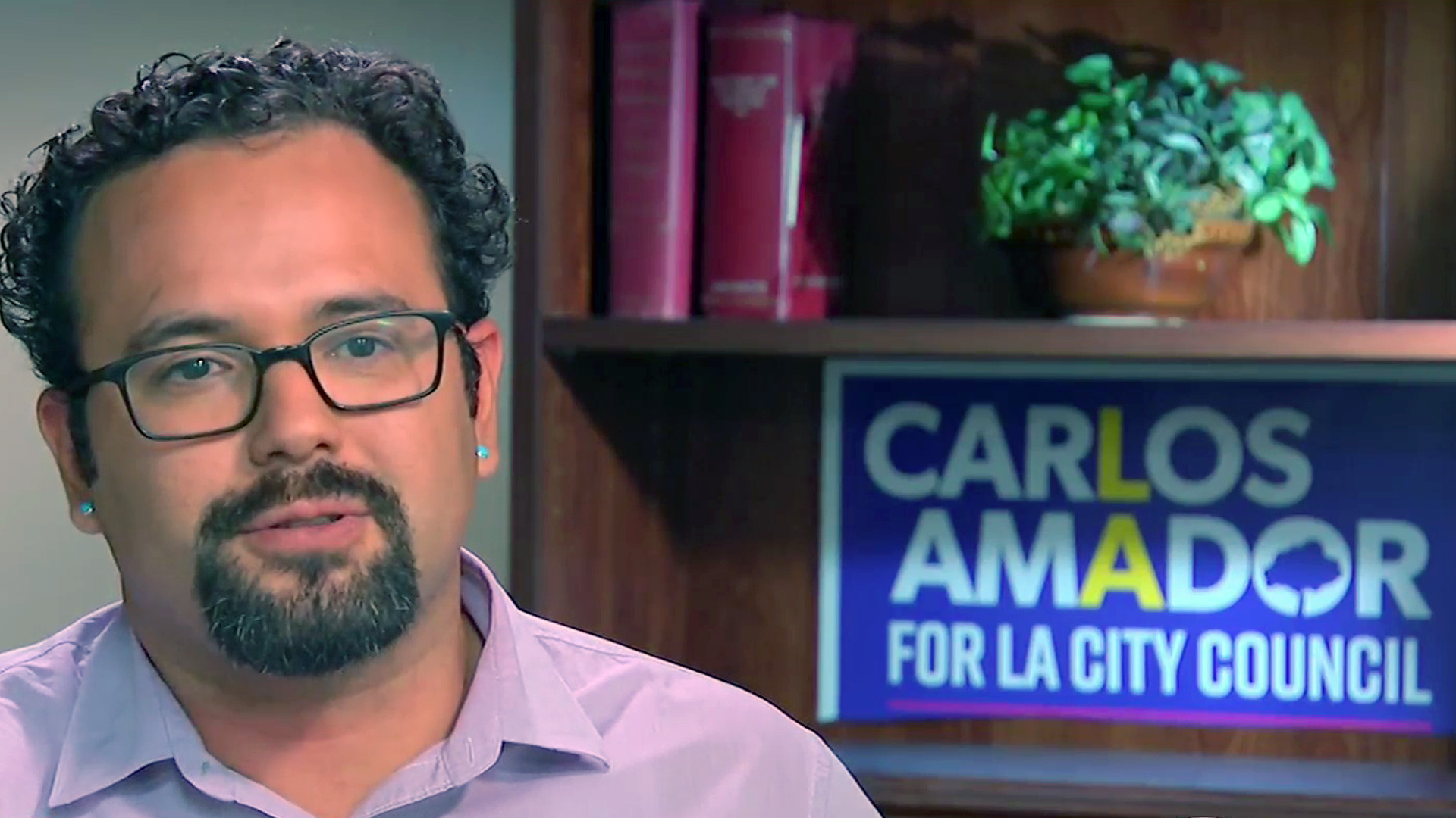 De indocumentado a concejal: la inspiradora historia de Carlos Amador y ...