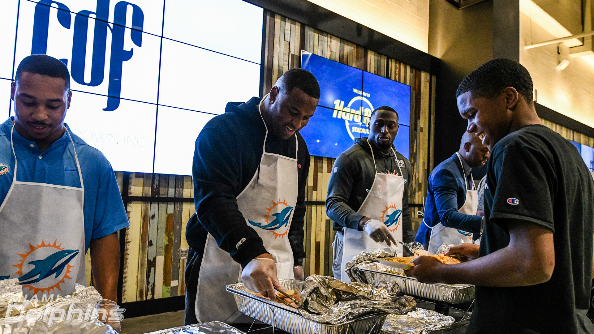 Los Miami Dolphins reparten comida previo al Día de Acción de Gracias ...