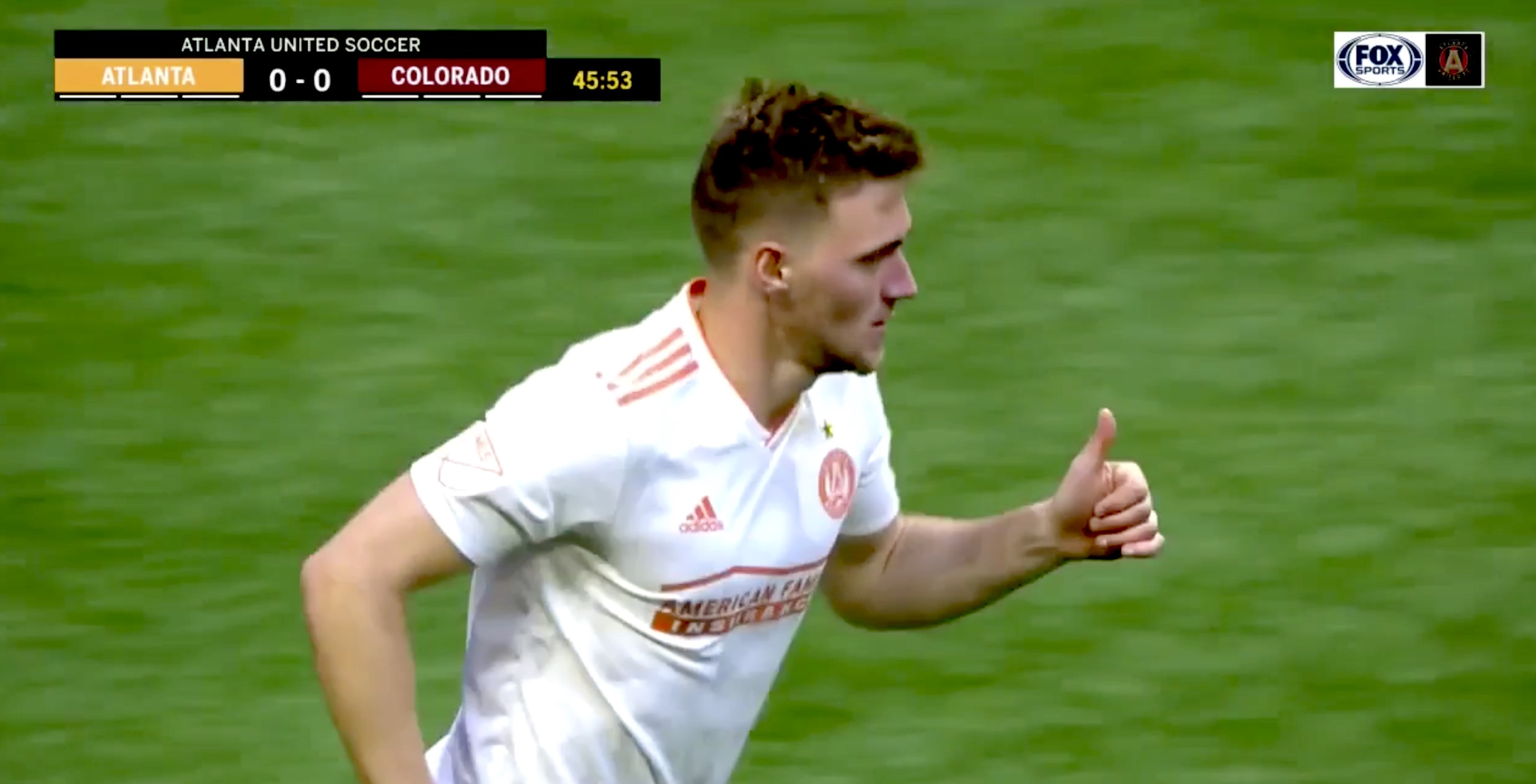 El alemán Julian Gressel se pierde una clara de gol al fallar solo ...