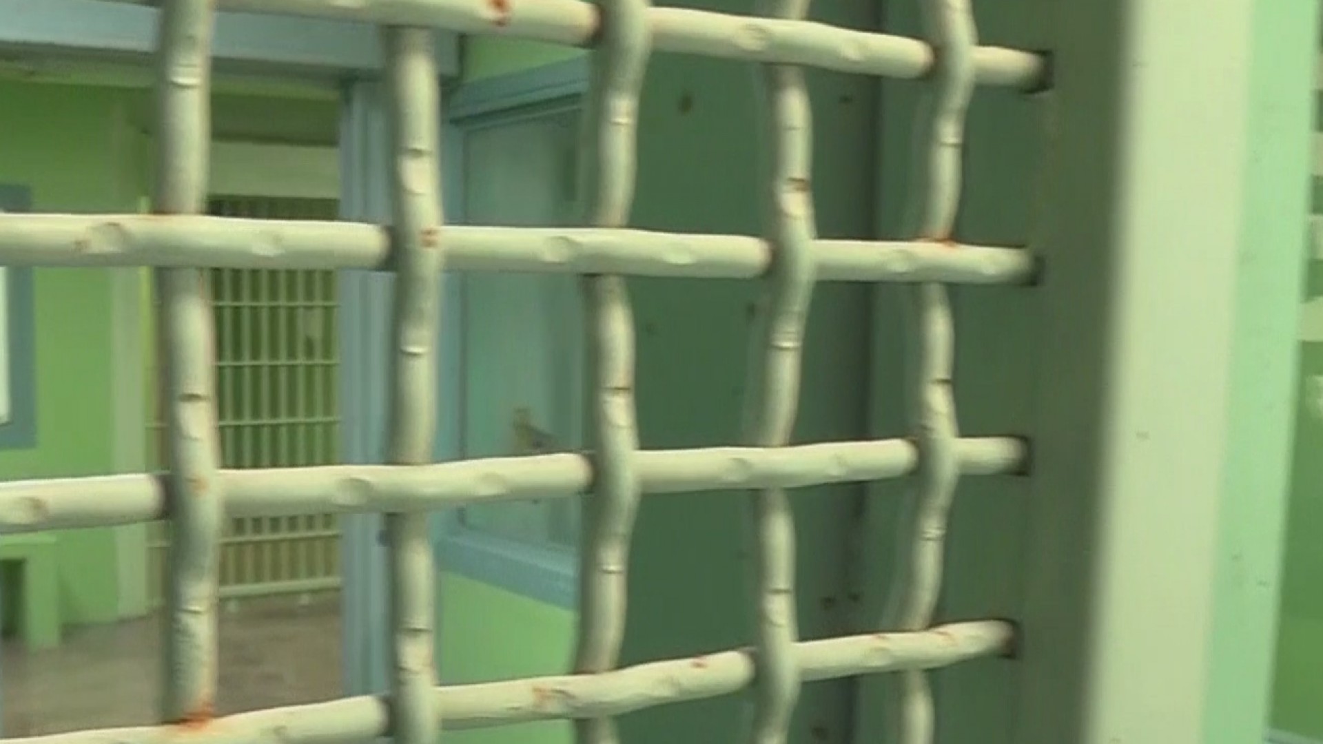 Hallan cadáver de reo en la cárcel de Ponce | Video | Univision Puerto ...