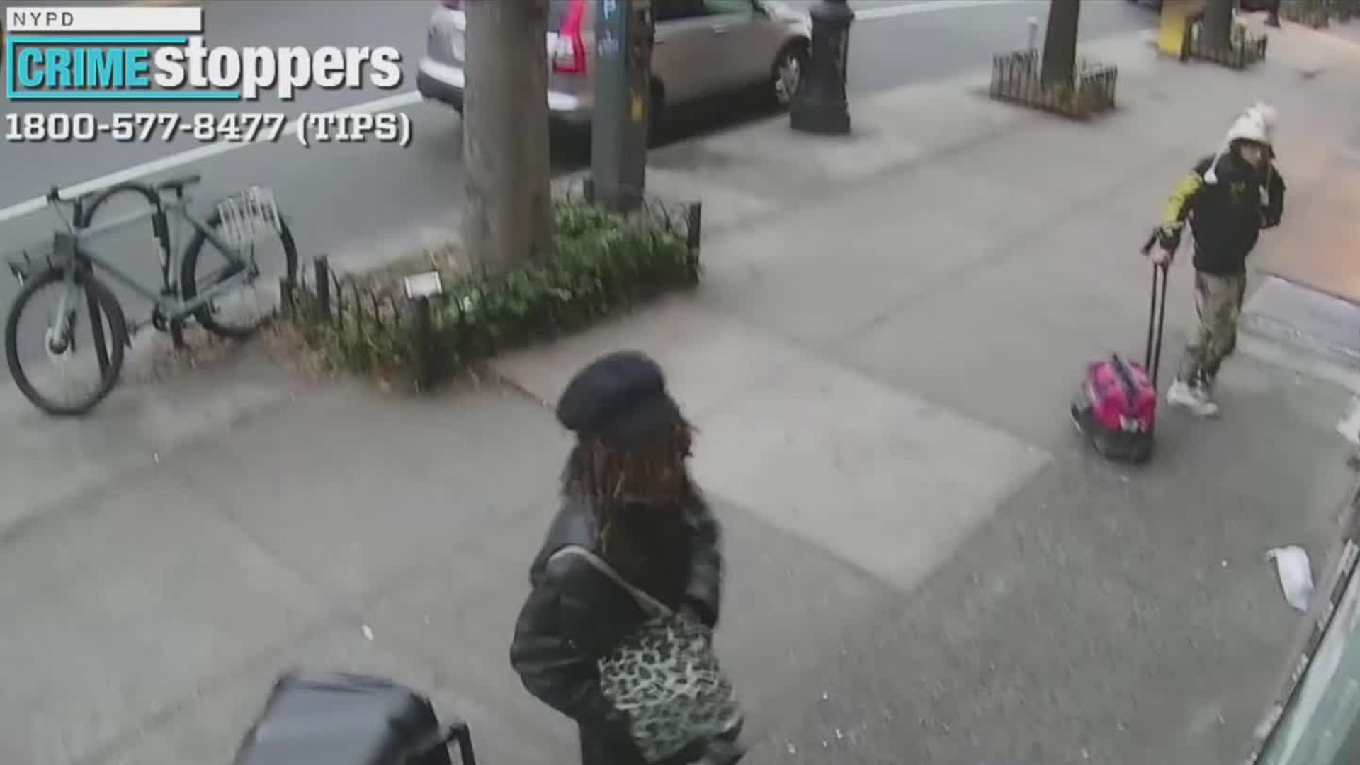 Pareja roba en una bodega de Brooklyn; rompieron la puerta con un ...