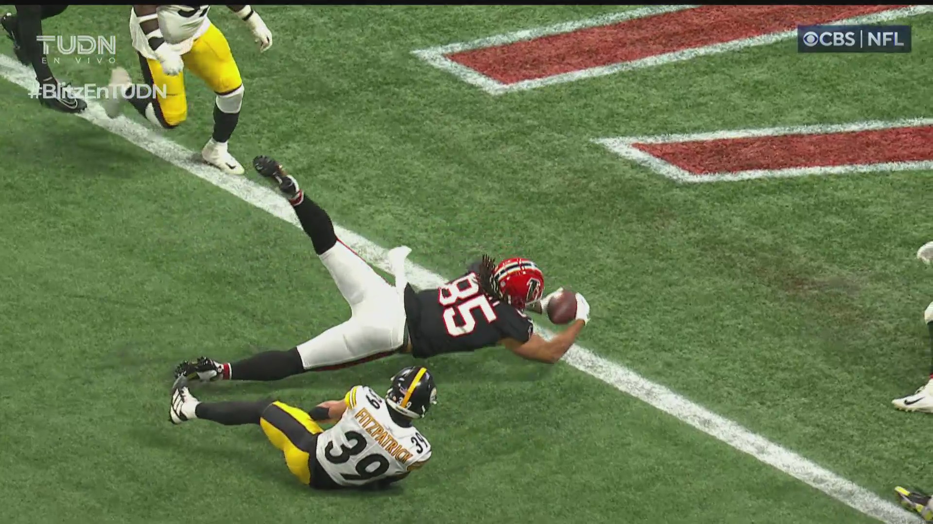 ¡Gran esfuerzo! Pruitt logra cruzar el plano y cuenta el TD para ...