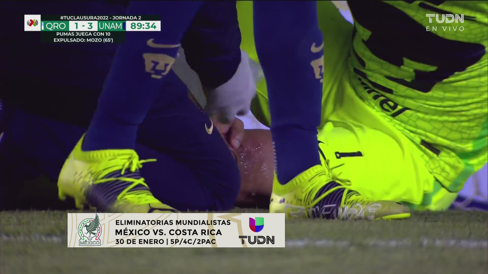 ¡Fuerte choque! Talavera sangra de la rodilla tras barrida de Galindo ...