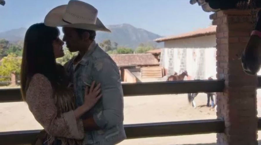 ¡Uriel le roba un apasionado beso a Alejandra! | Shows En tierras salvajes | Las Estrellas