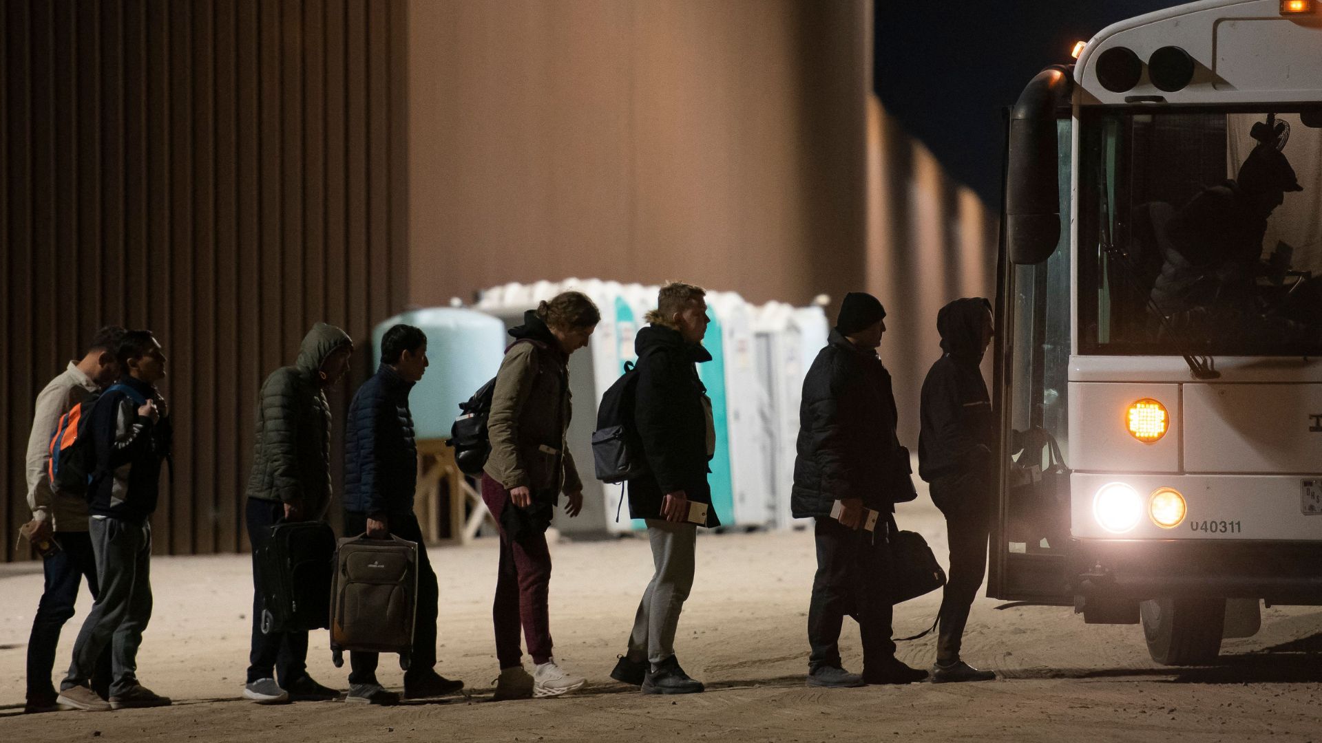 Llega El Quinto Camión Con Migrantes Procedentes De Texas A Los Ángeles 4654