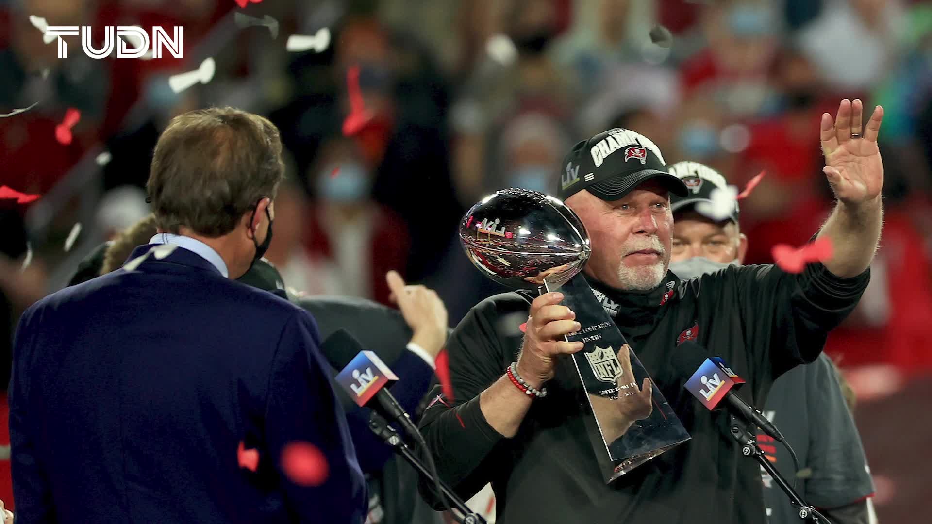 El tradicional baño al head coach sorprende a los apostadores | TUDN ...