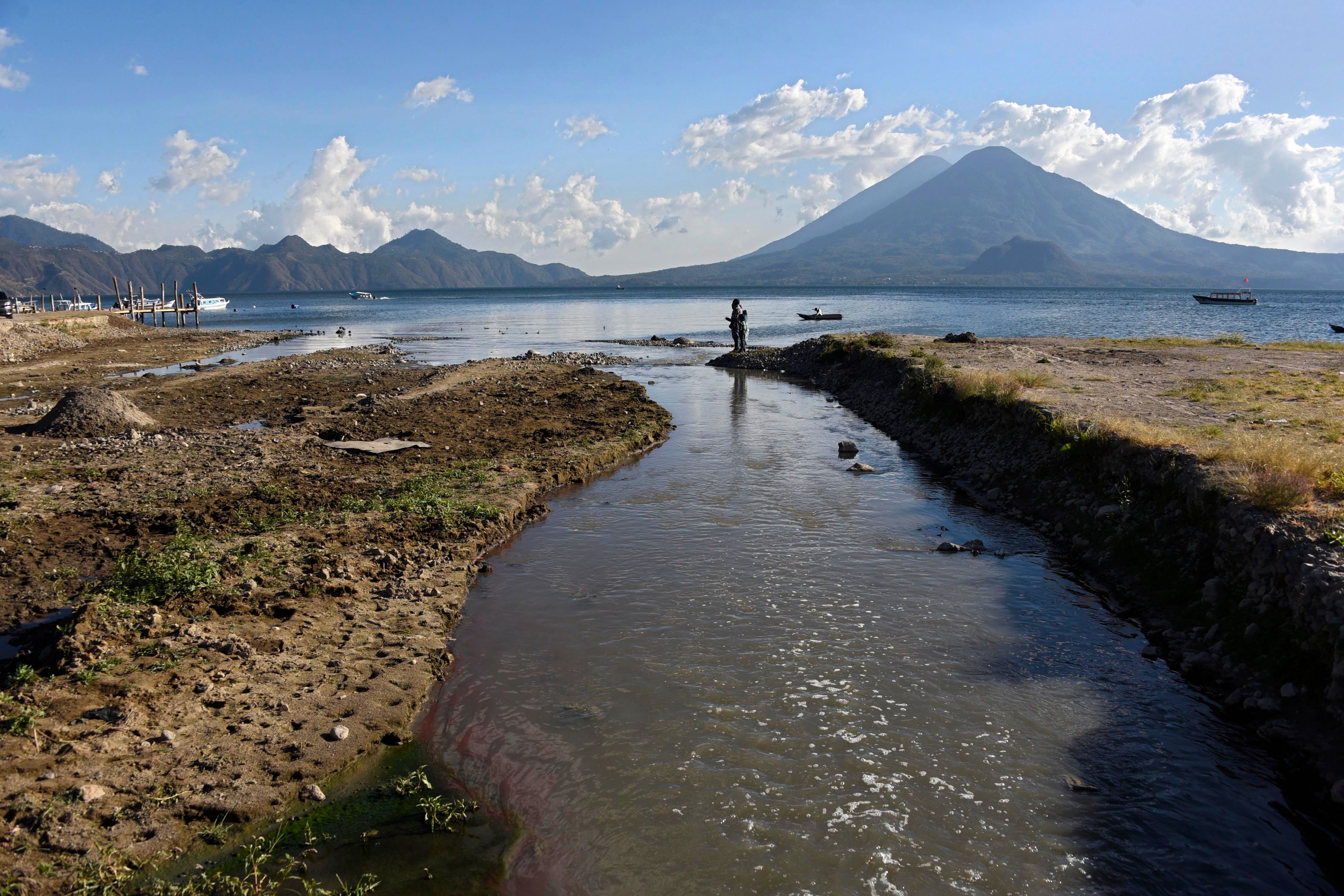 En fotos: las amenazas ambientales del lago Atitlán de Guatemala ...