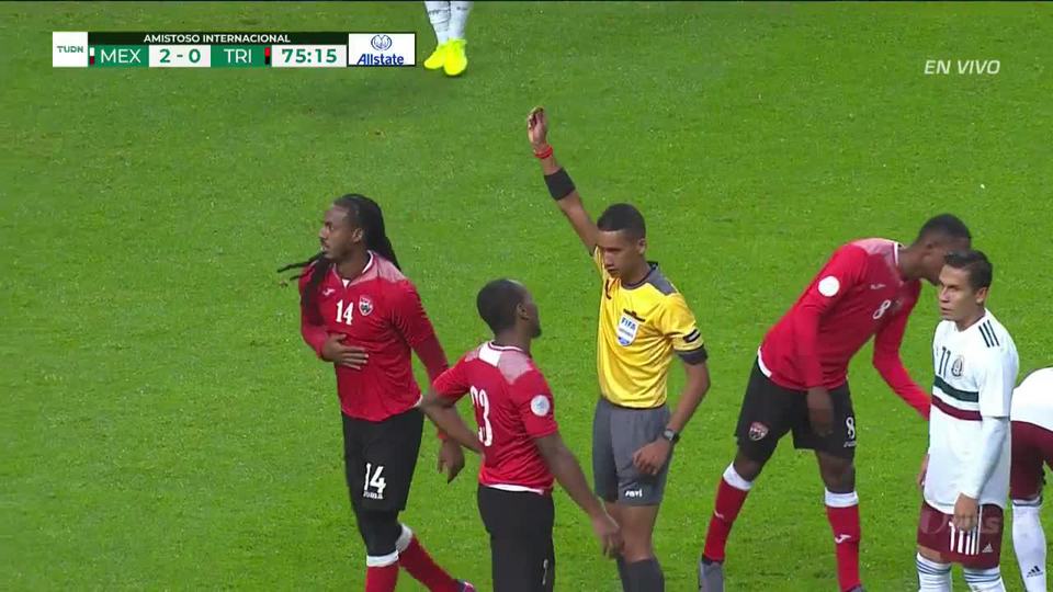 Tarjeta amarilla. El árbitro amonesta a Dwane James de Trinidad and ...