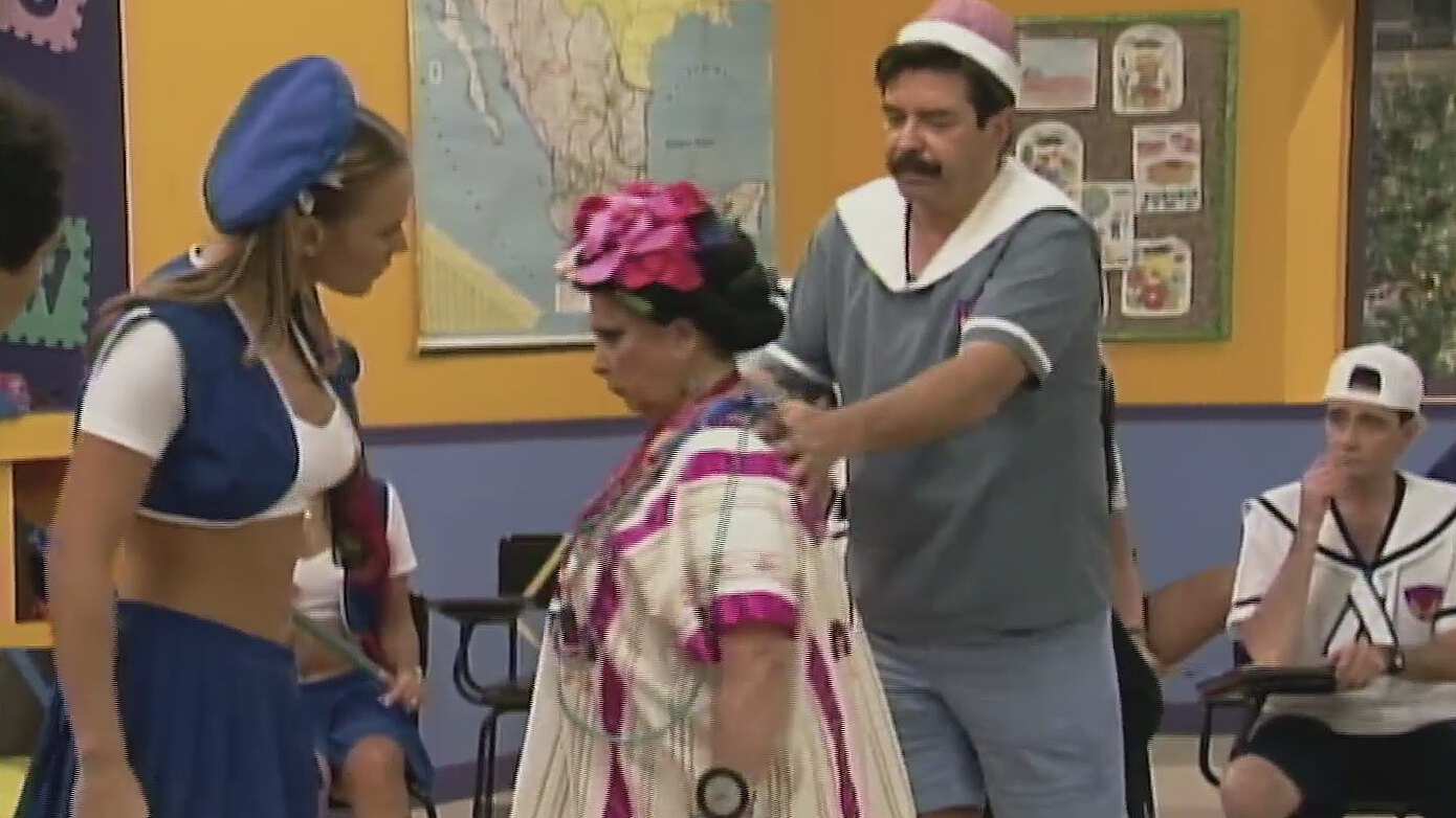 La maestra Canuta da su clase de una anatomía y reparte reglazos ...