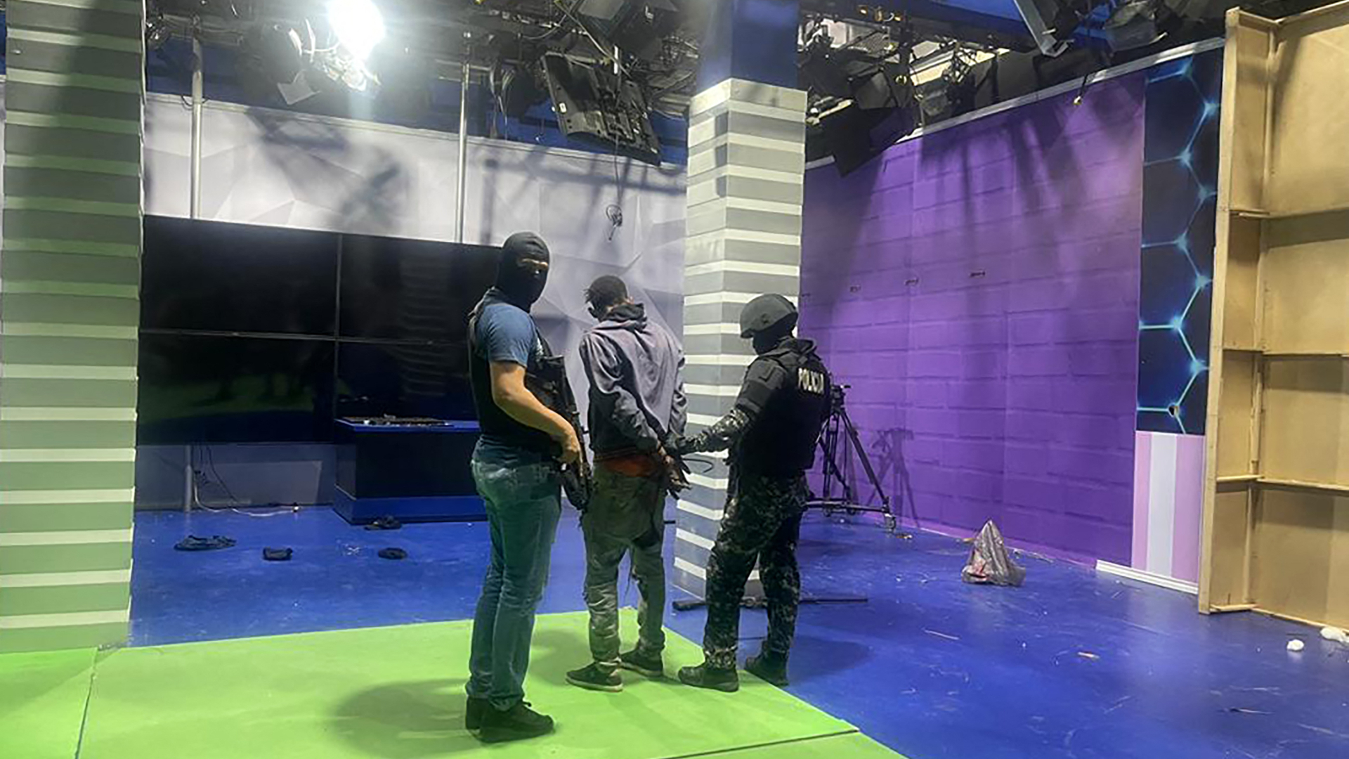 Hombres Armados Toman Un Canal De Tv En Ecuador Todo Ocurrió En Vivo